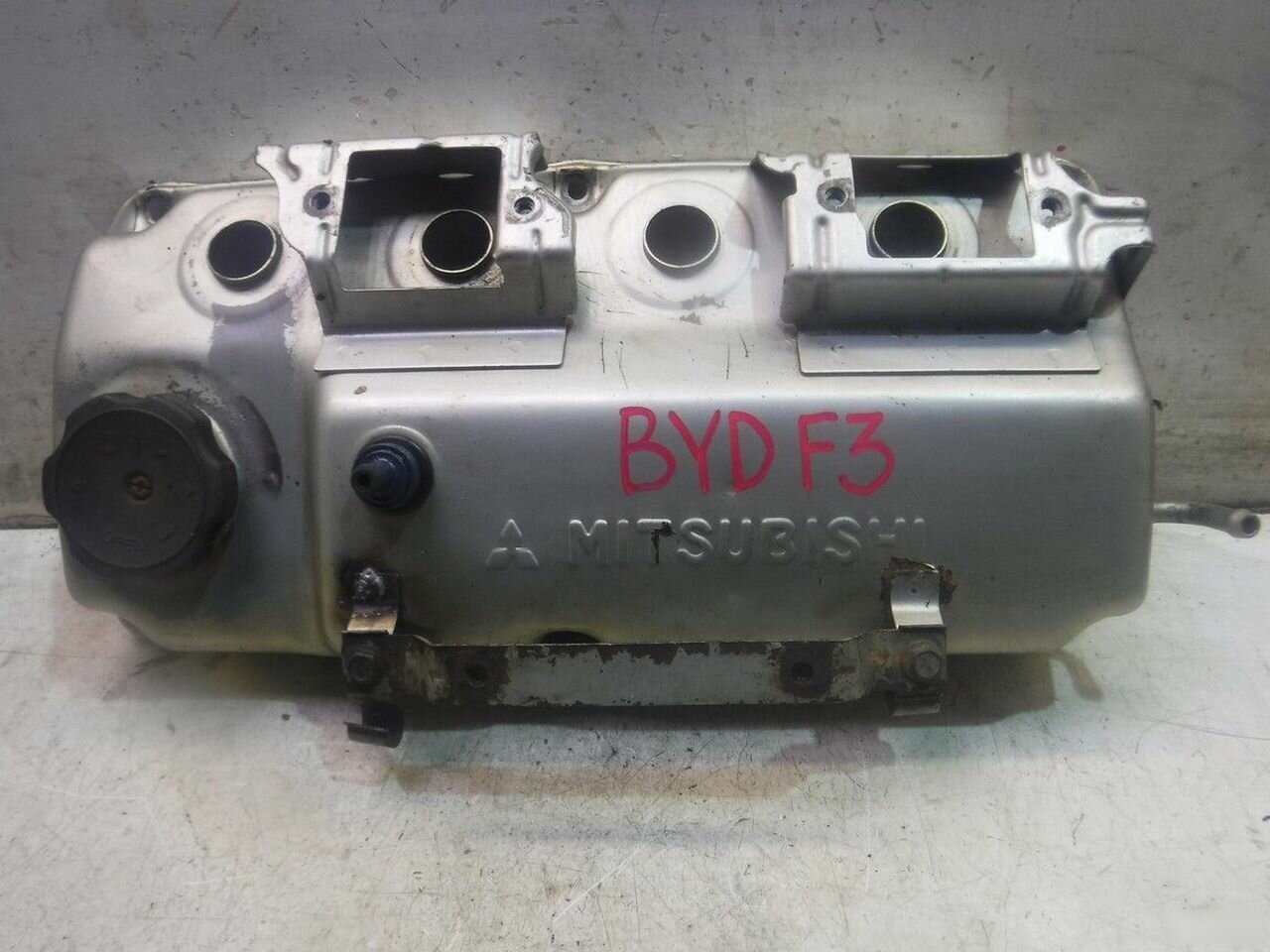 Крышка головки блока (клапанная) BYD F3 I (2005—2013) 471Q2L1014900