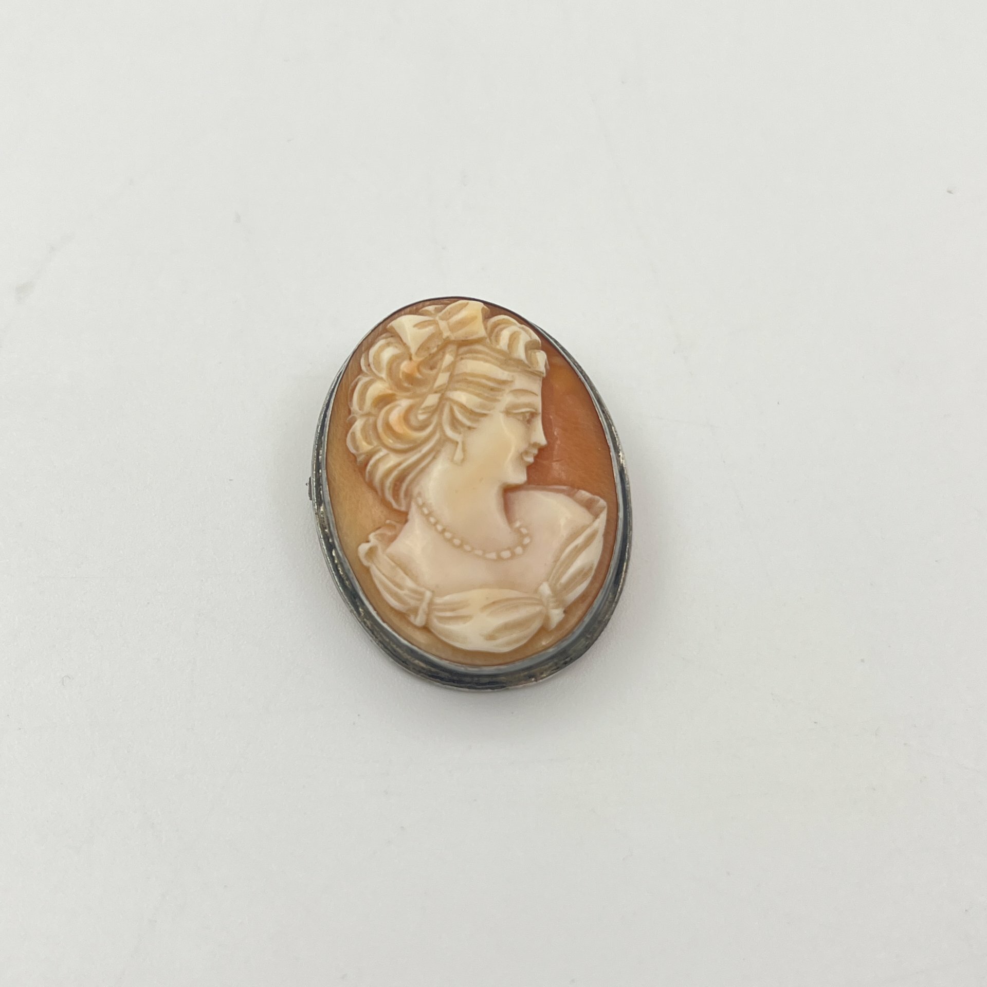 Брошь-кулон (камея) с женским профилем, металл, раковина, Западная Европа, 1960-1990 гг.
