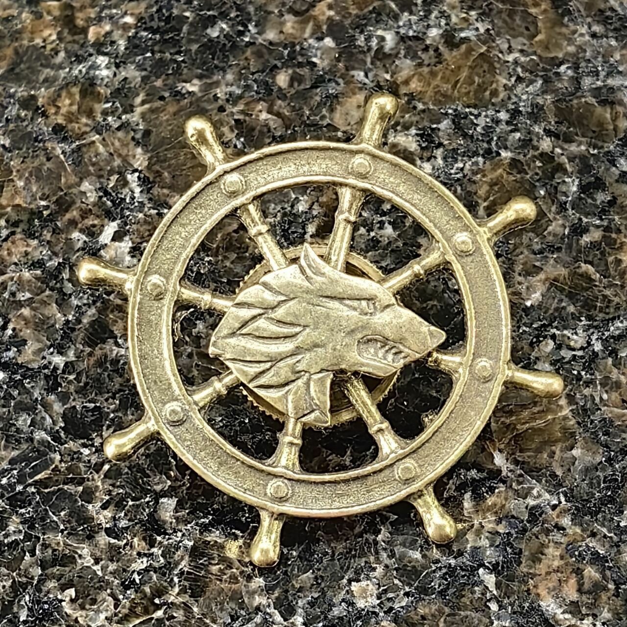 Знак нагрудный морской волк