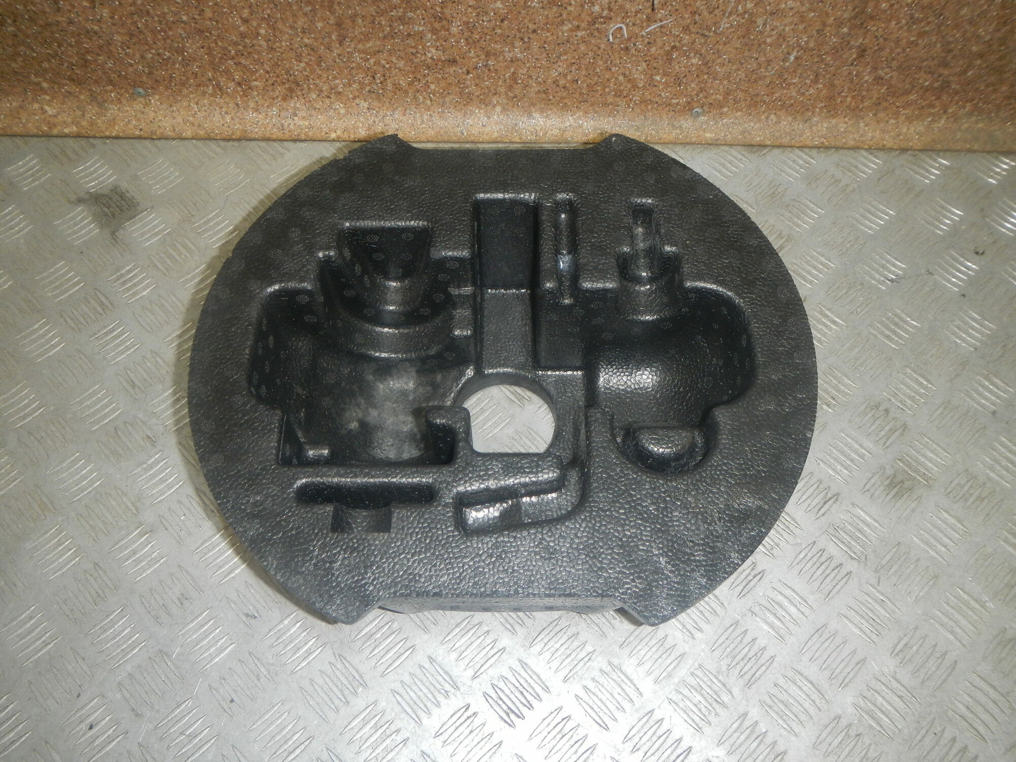 Б/У Ящик для инструментов, ВАЗ (VAZ)-LADA VESTA (веста) LADA VESTA (Веста) седан Задиры. 566785 LADA арт. 8450007055