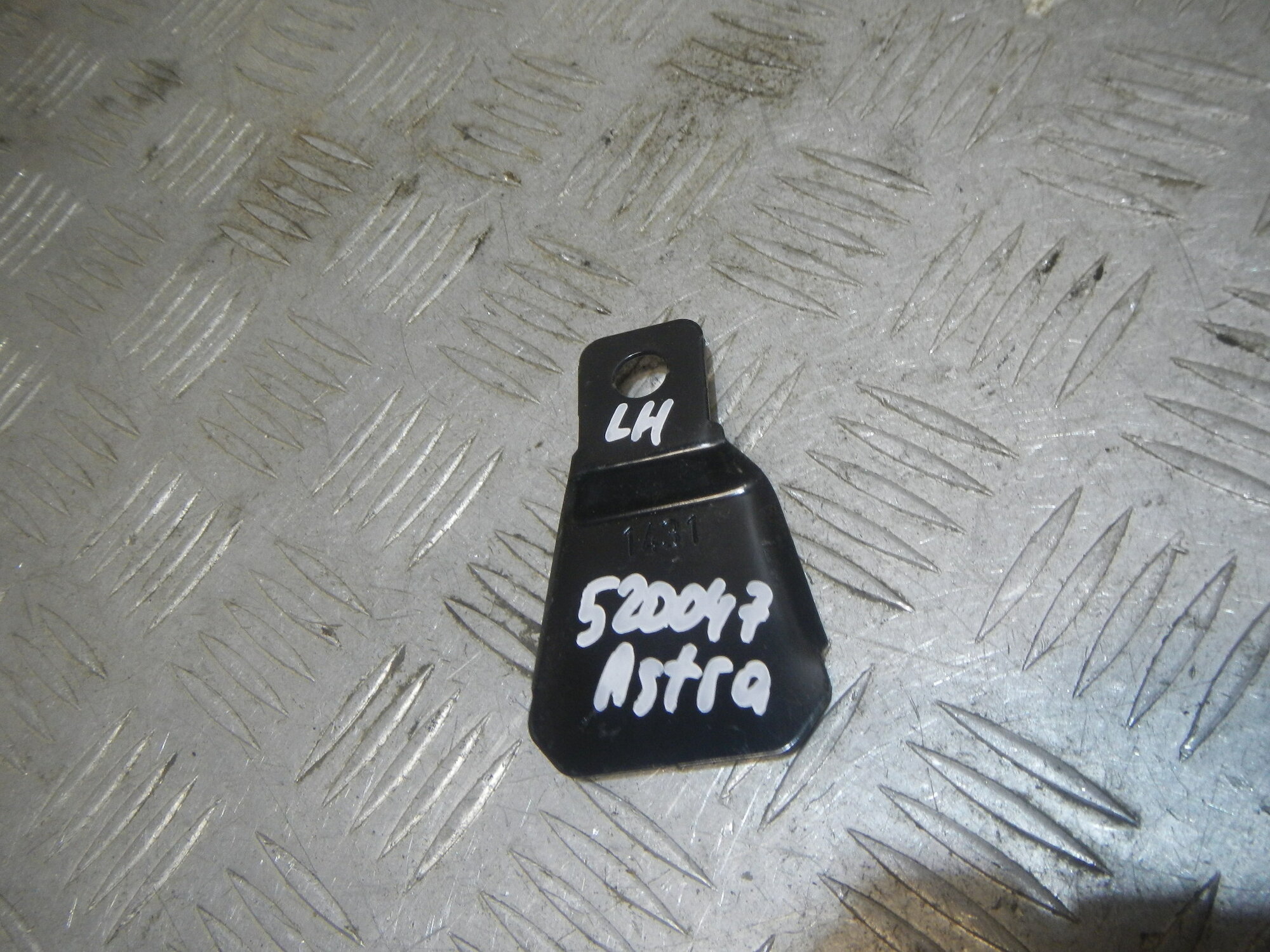 Б/У Кронштейн крепления крыла, Opel (Опель)-ASTRA H (04-) OPEL ASTRA H (04-) левый Новый. 520047 GENERAL MOTORS арт. 9318...