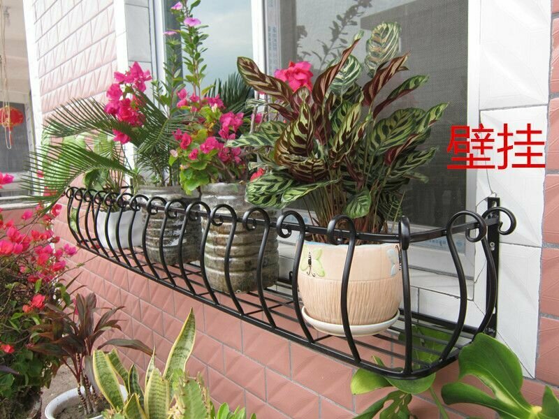 Подставка для цветов из кованого железа, свисающая с открытого балкона