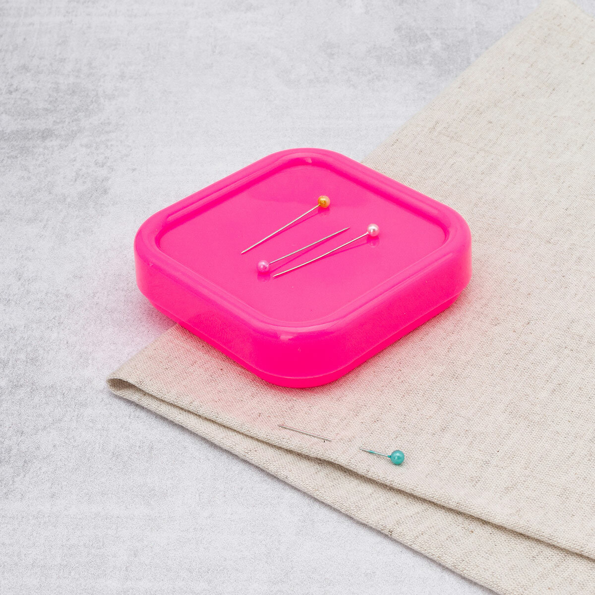 Игольница магнитная квадратная 4AL-139, размер 8,3 х 8,3 х 2см, цвет розовый