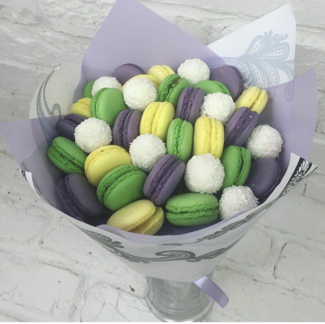 Сладкий букет из пирожных макарони