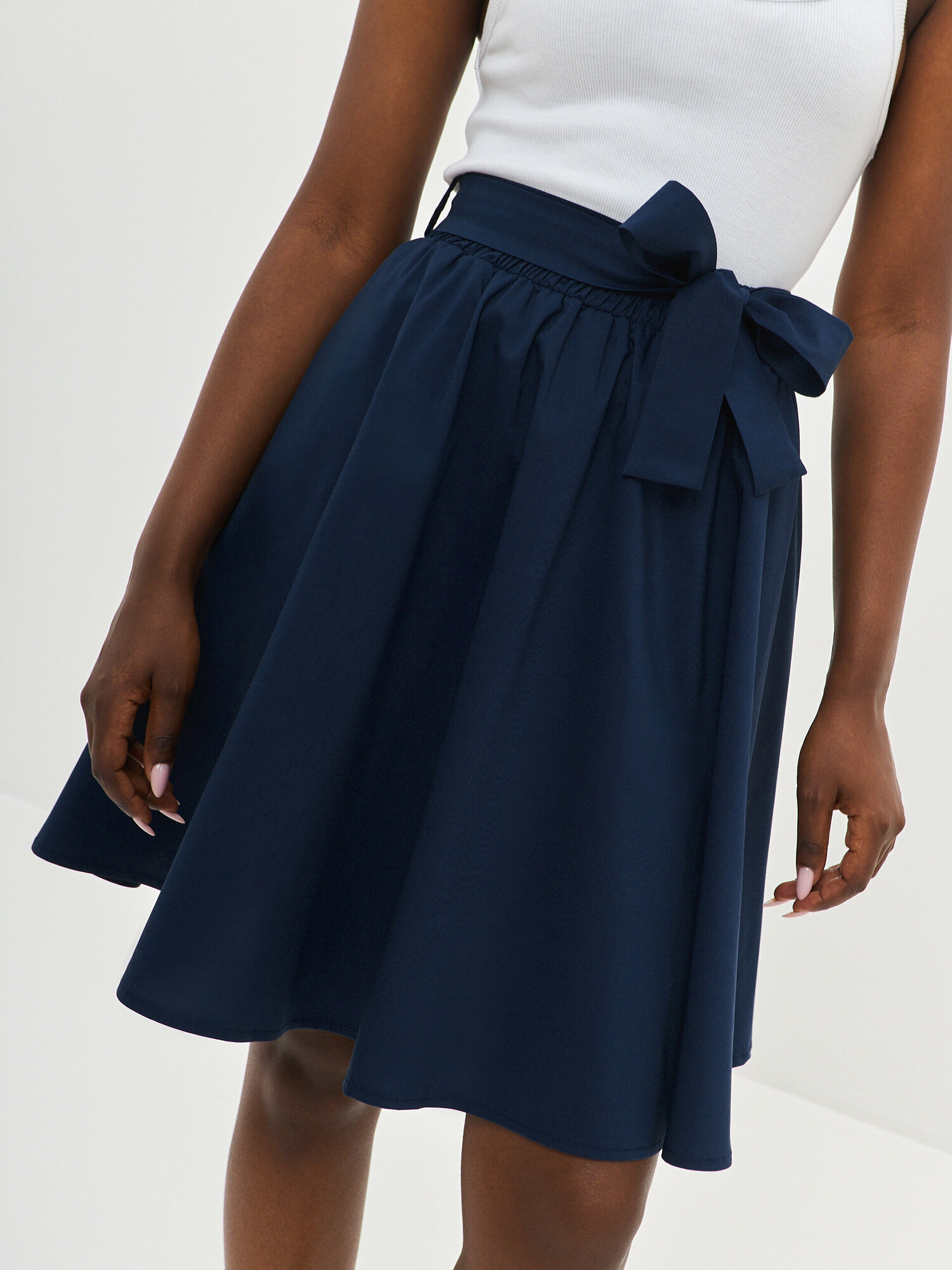 Юбка мини в складку на резинке синяя с подкладом, карманами и поясом