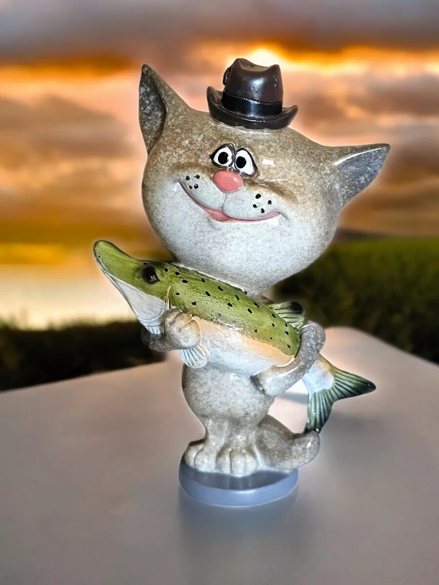 Статуэтка кот рыбак с щукой подарок рыболову