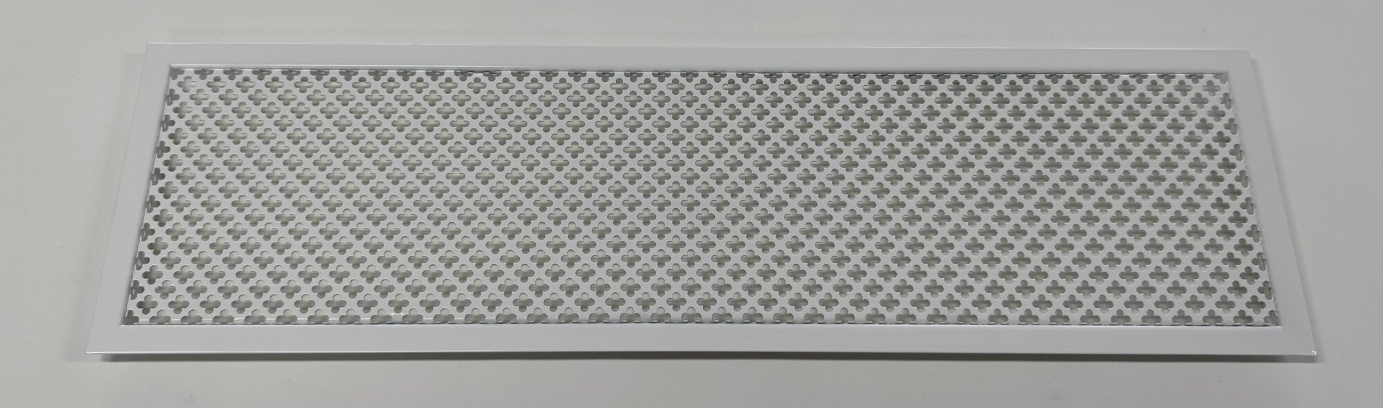 Решетка врезная, габарит 630х180, перфорация Цветок 10мм, белая.