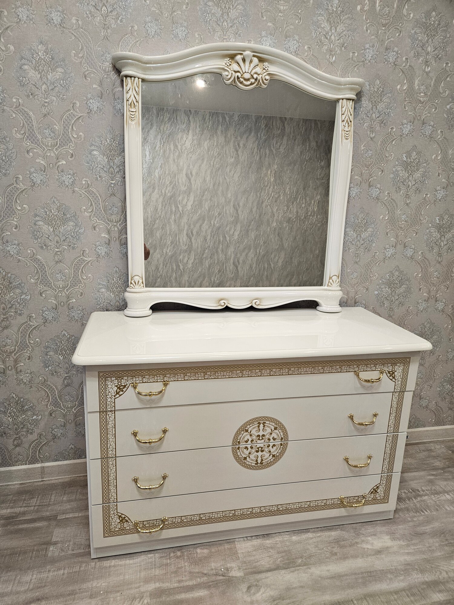 Комод с зеркалом Грация, цвет белый/ золото глянец, фабрики Диа Мебель, Россия.