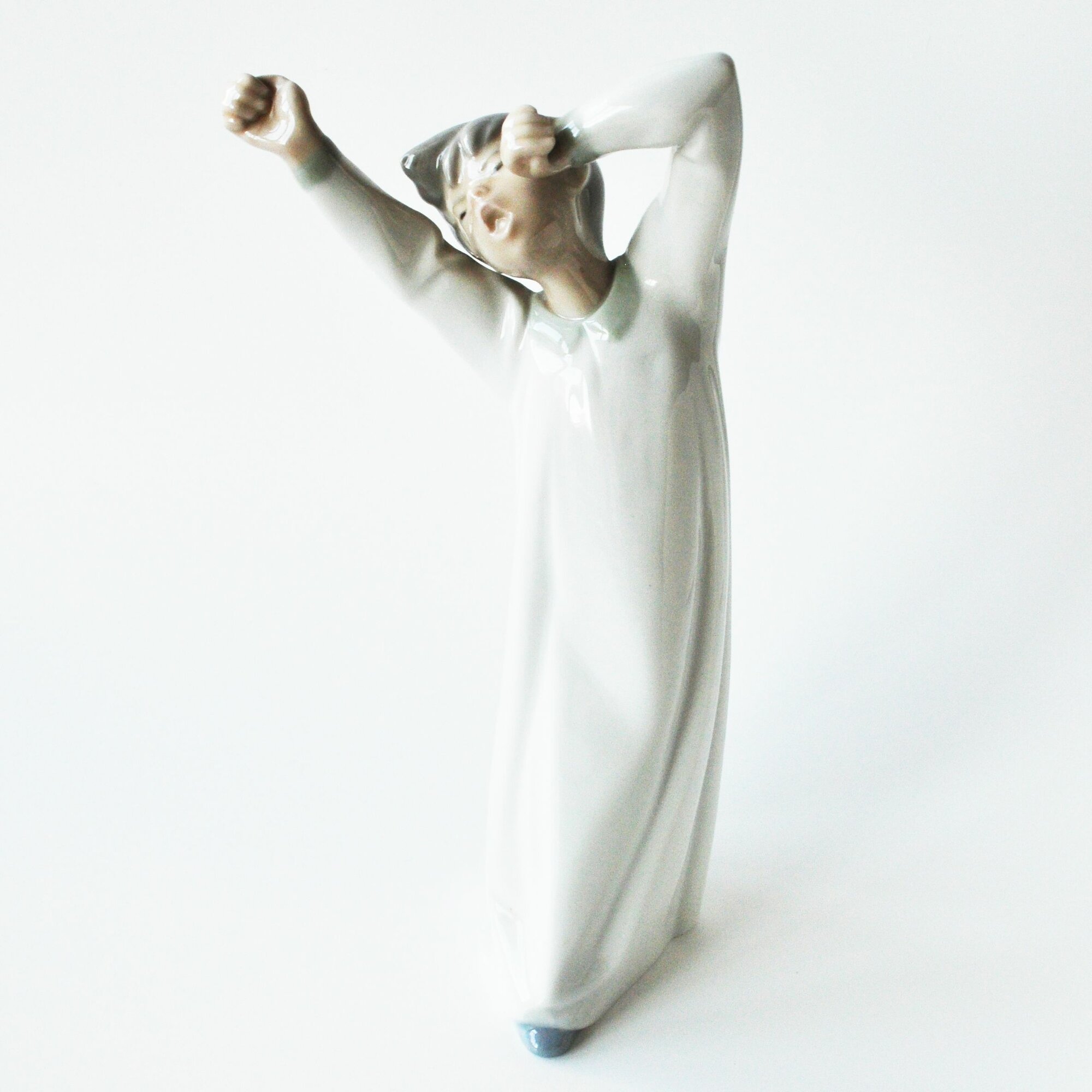 Винтажная статуэтка "Зевающий мальчик". Фарфор. Nao, Испания, 2000 г.
