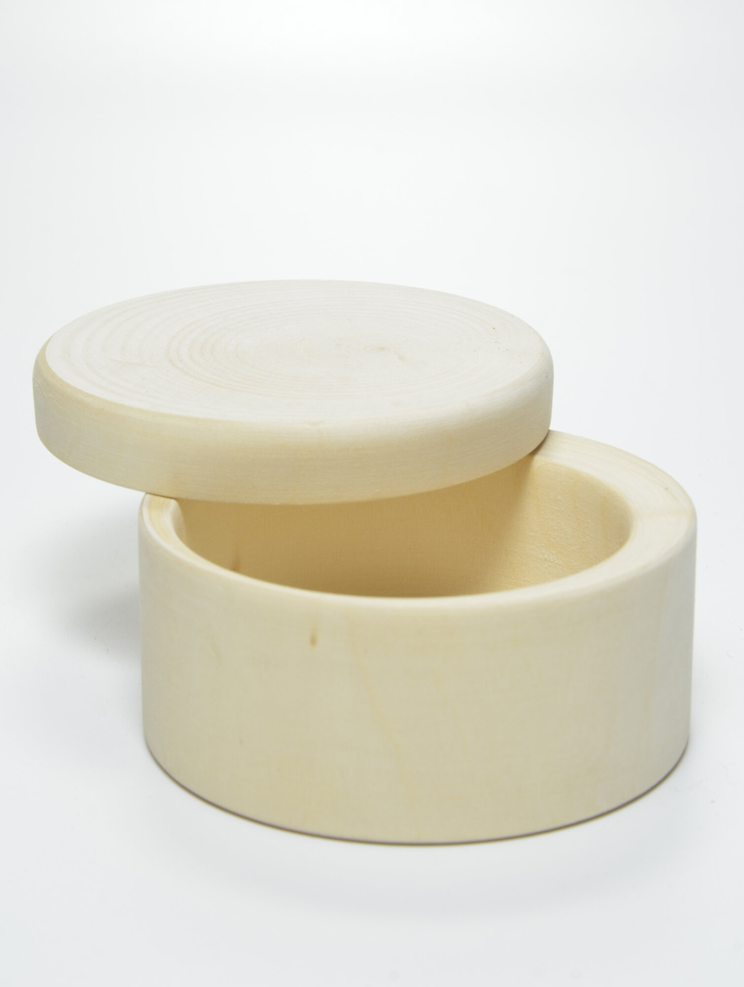 Шкатулка со сдвигающейся крышкой. Ручная работа. Диаметр 8 см.