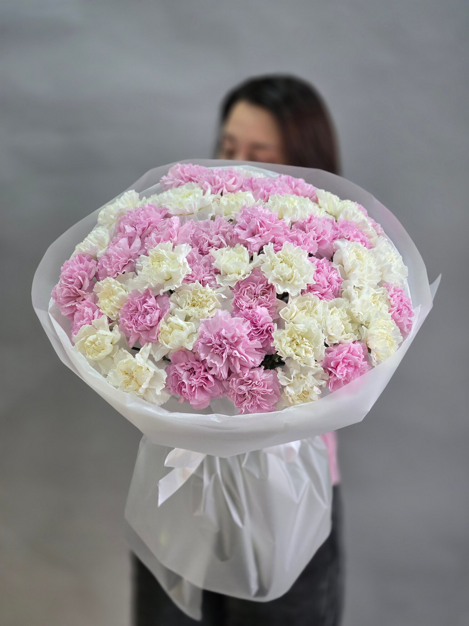 Букет из 51 гвоздик розового и белого цвета, размер L, от "Di_Flowerslab"