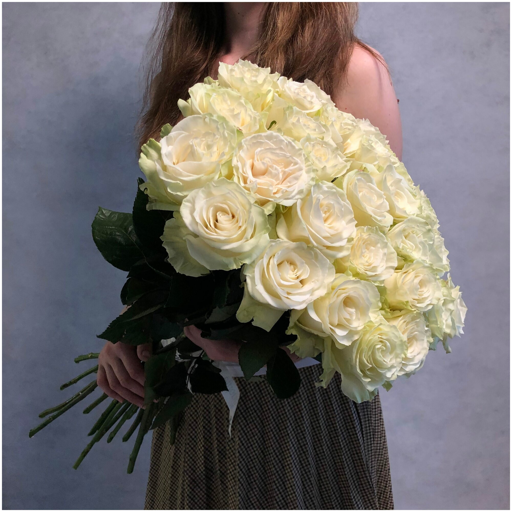 Букет из 31 белых роз сорта мондиаль 60см (эквадор) с атласной лентой.