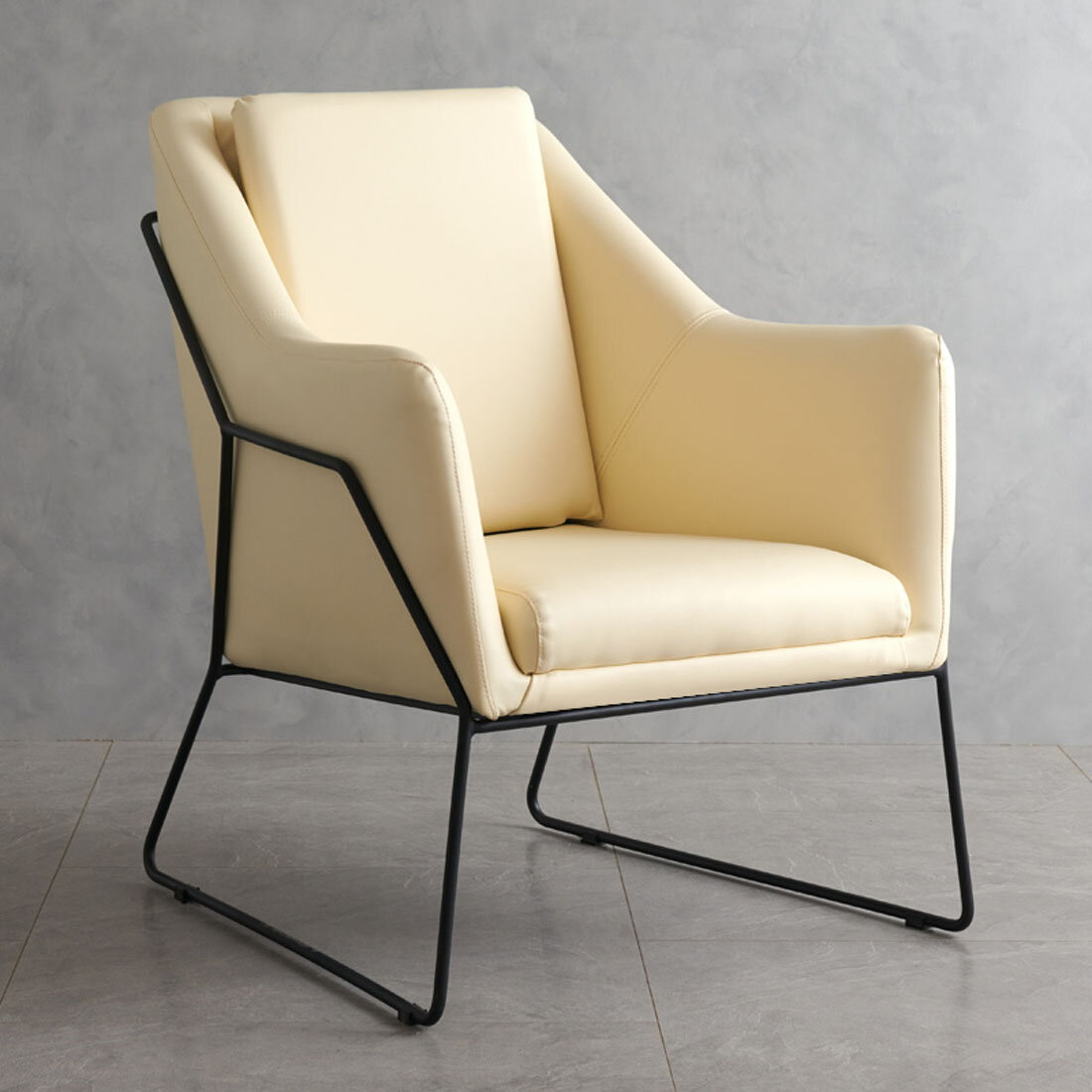 Кожаное кресло на металлических ножках Silla (абрикос)