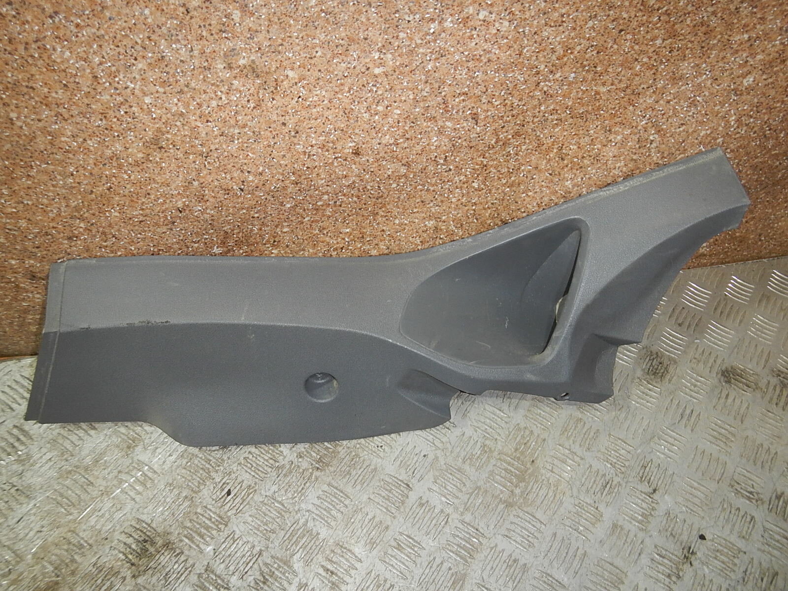 Б/У Накладка задней полки левая, Ford (Форд)-Фокус 2 FORD FOCUS 2 (08-11) универсал Царапины. 281206 FORD арт. 4M51N31017A