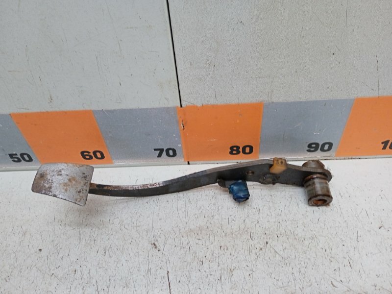 Б/У Хендай Элантра 3 Педаль сцепления Hyundai Elantra 3, XD, XD2 261402 Hyundai-KIA арт. 328202D300, 1