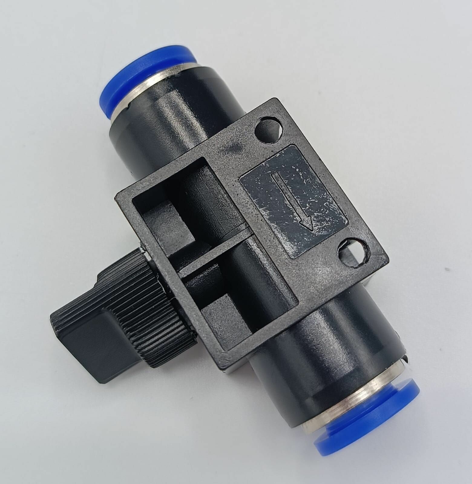 Соединитель С краном пластиковый прямой трубки ПВХ 10 мм