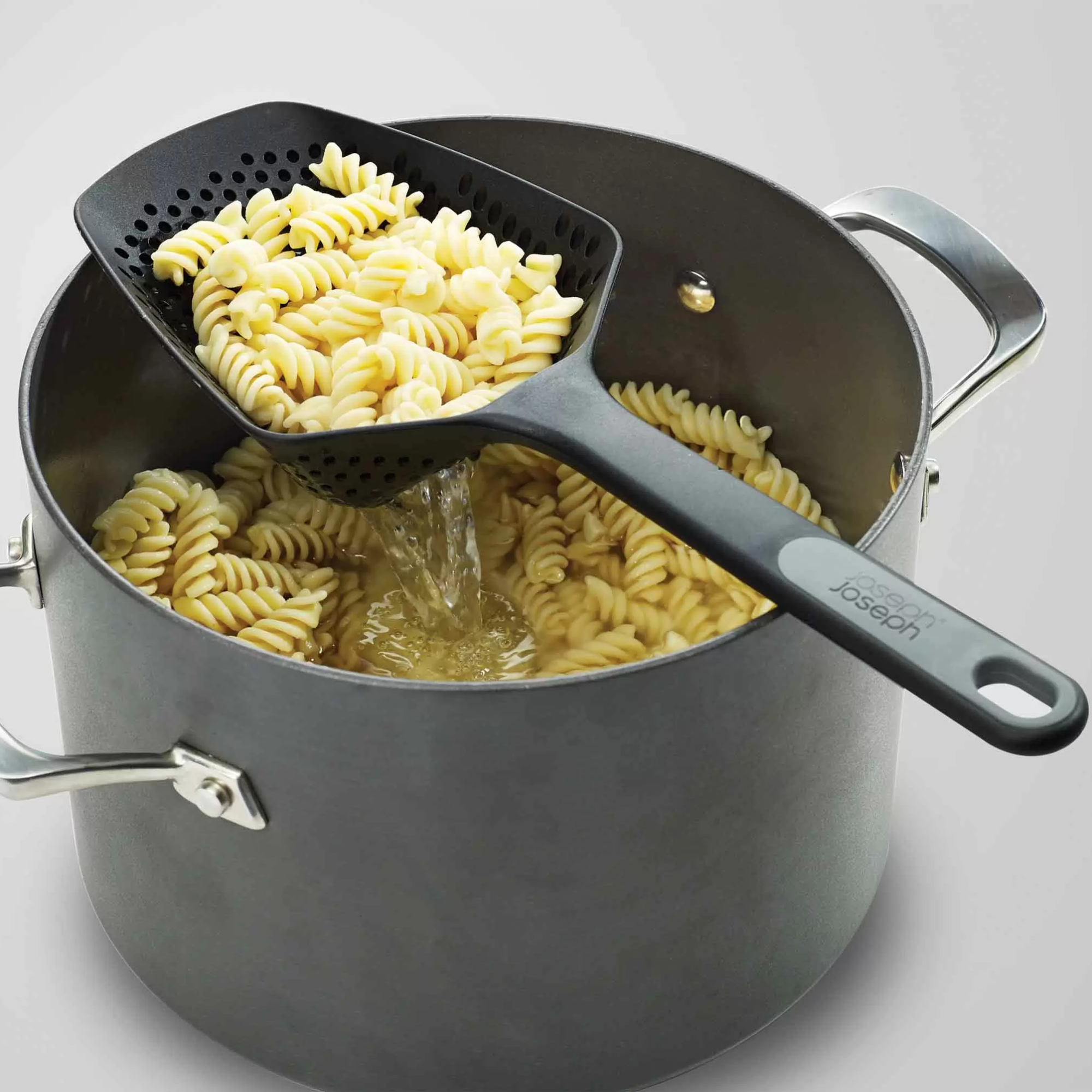 Большая ложка-дуршлаг Joseph Joseph Scoop Plus, черная