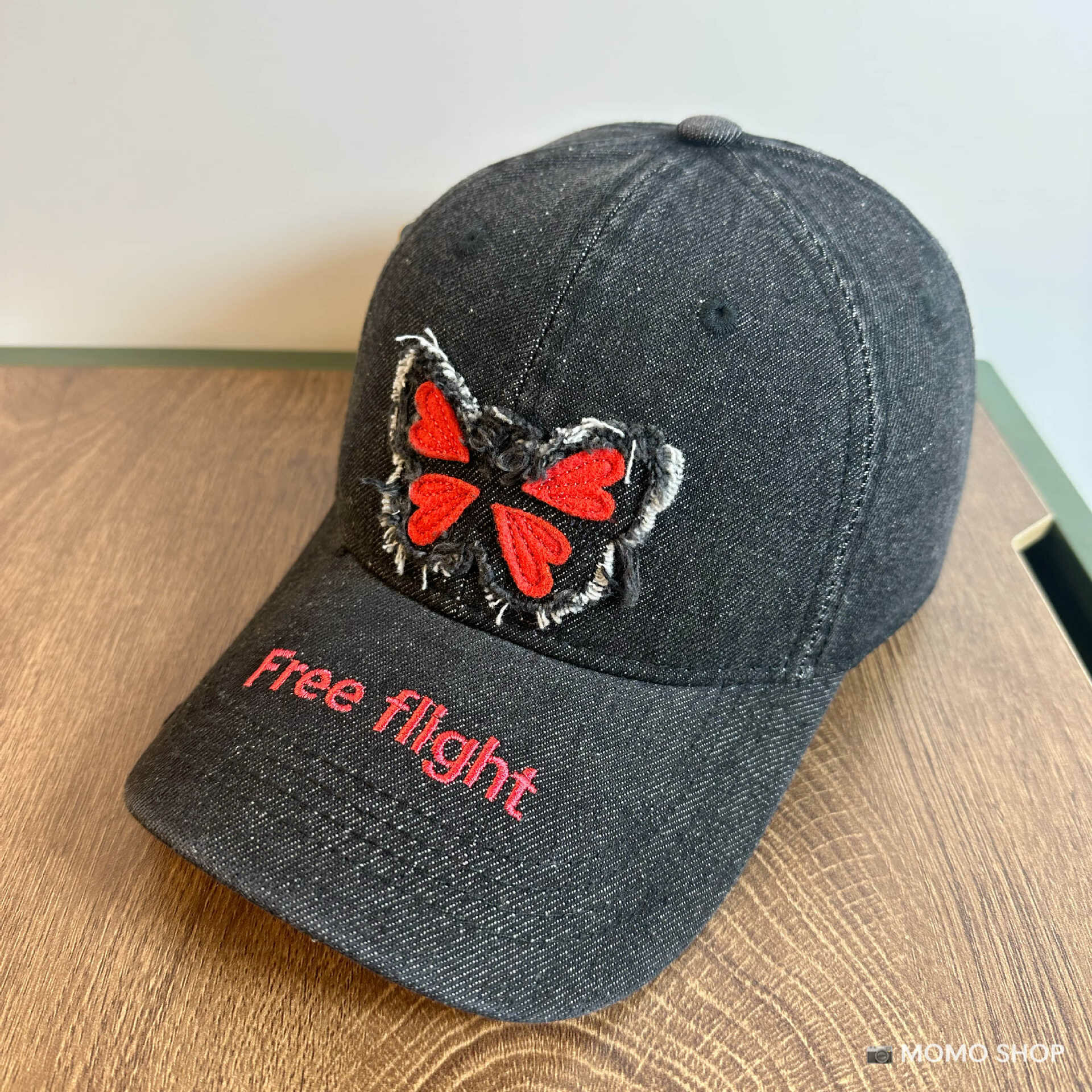 Женская джинсовая бейсболка с мягким верхом в корейском стиле, остроконечная шляпа с вышитой бабочкой, новая летняя тенденция, солнцезащитная шляпа для покупок и путешествий.