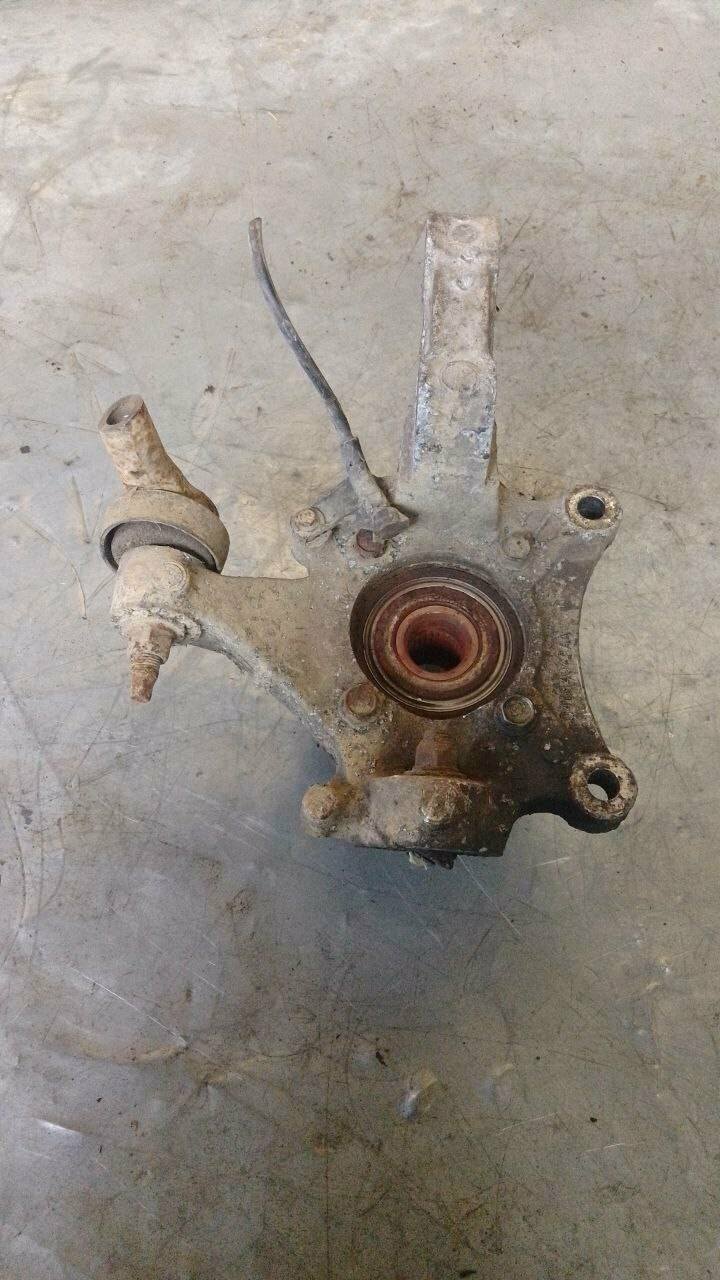 Кулак передний левый Dodge Caravan 4 (2000 - 2007) 04694949AA