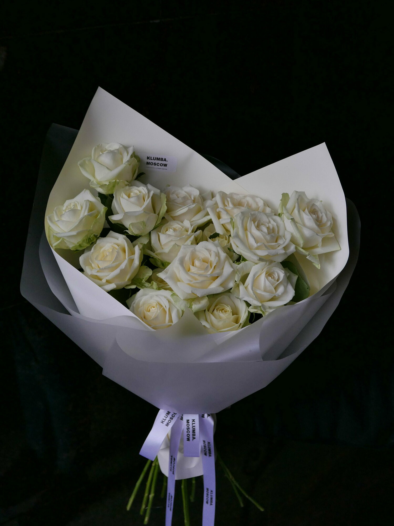 Букет из 15 белых роз от студии цветов клумба. москва, аквабокс