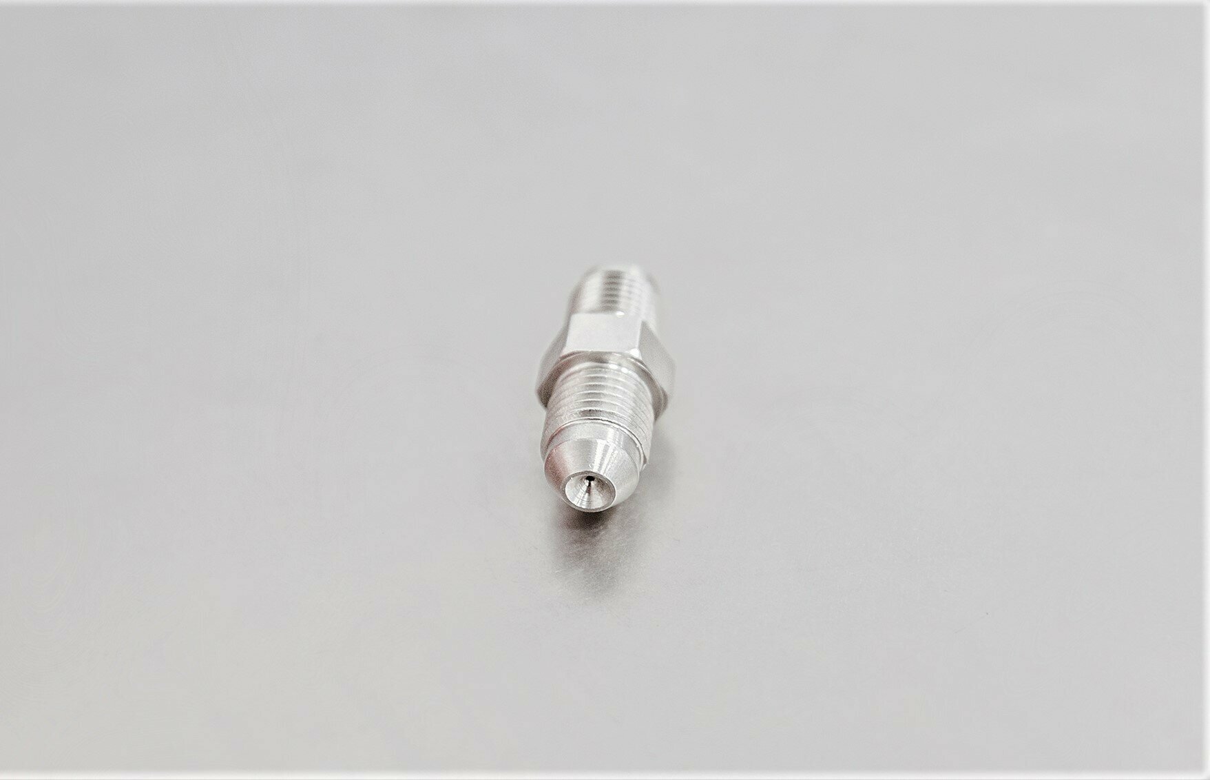 Фитинг-рестриктор масла TiAL Sport 001791 0,040 дюйма -4AN для турбин Garrett GT