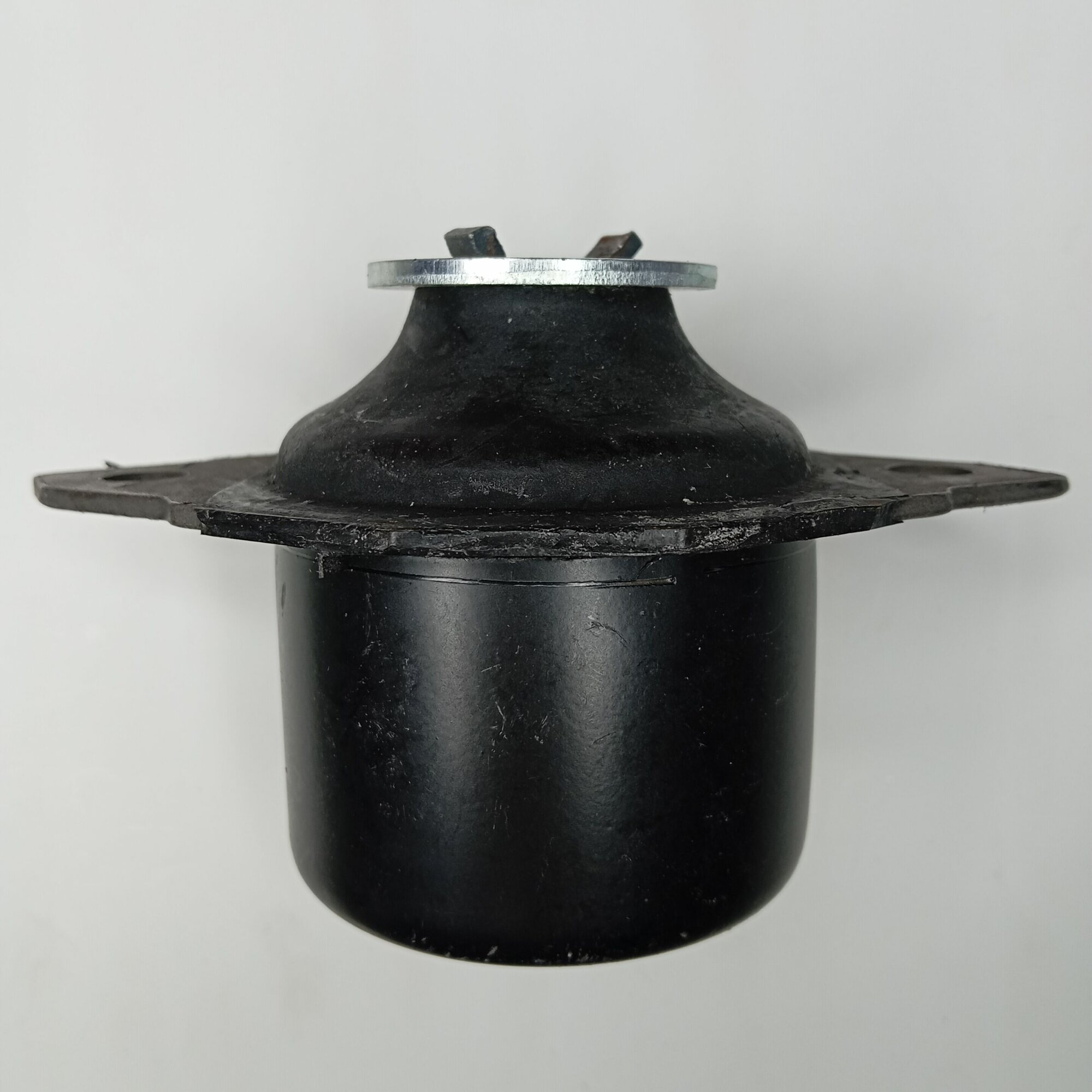 Опора двигателя задняя левая на коробку Chery Amulet [1.6 8V 5MT лифтбэк] A111001110DA