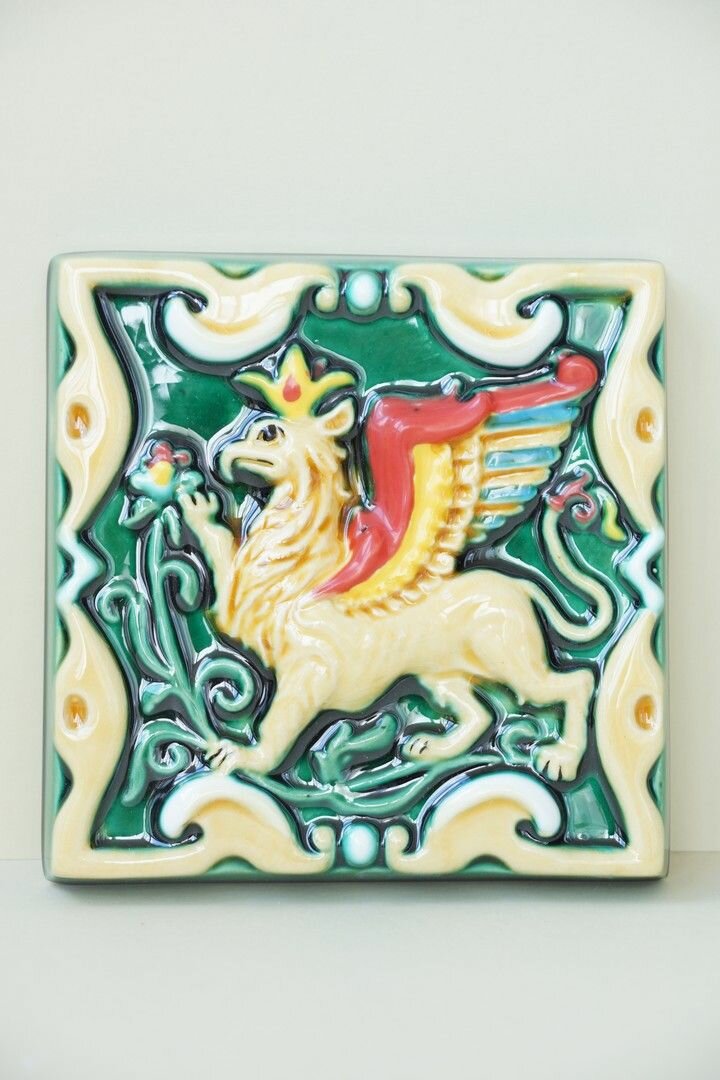 Грифон. Панно, изразец, настенный декор, плакетка, украшение настенное интерьерное. Ярославская майолика. Керамика ручной работы. Сделано в России.