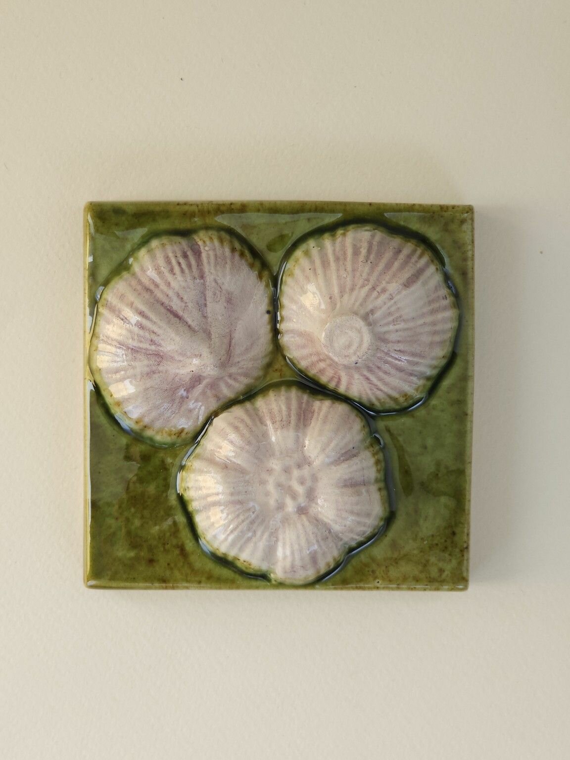 Чесночинки. Дивный урожай. Панно, изразец, настенный декор, плакетка, украшение настенное интерьерное. Ярославская майолика. Керамика ручной работы. Сделано в России.