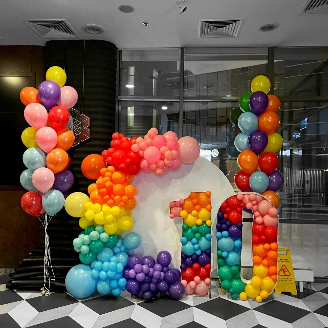 Красочная фотозона из шаров с двумя аэромозайками и фонтанами