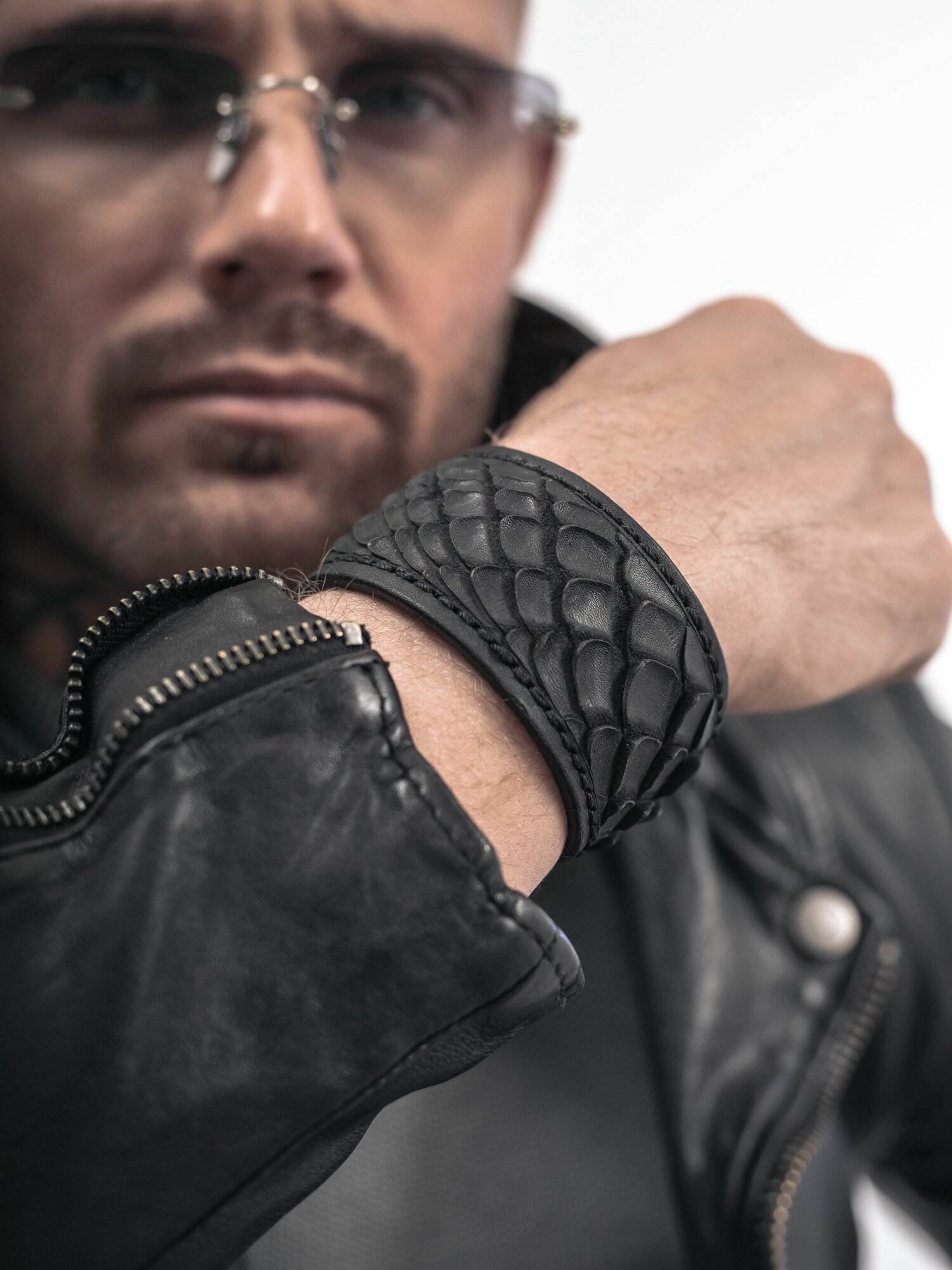 Жесткий браслет