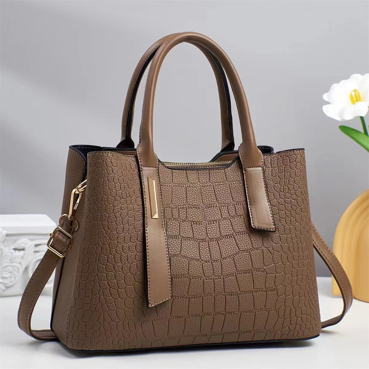 Стильная женская сумка A95936: минимализм и универсальность