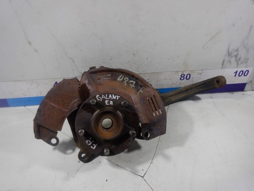Кулак передний правый Mitsubishi Galant VIII