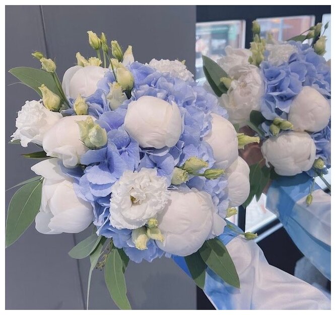 Букет "Голубые небеса", пионы белый, гортензия голубая, эустома белая, красивый букет из эустомы цветов, шикарный, премиум цветы пионов.