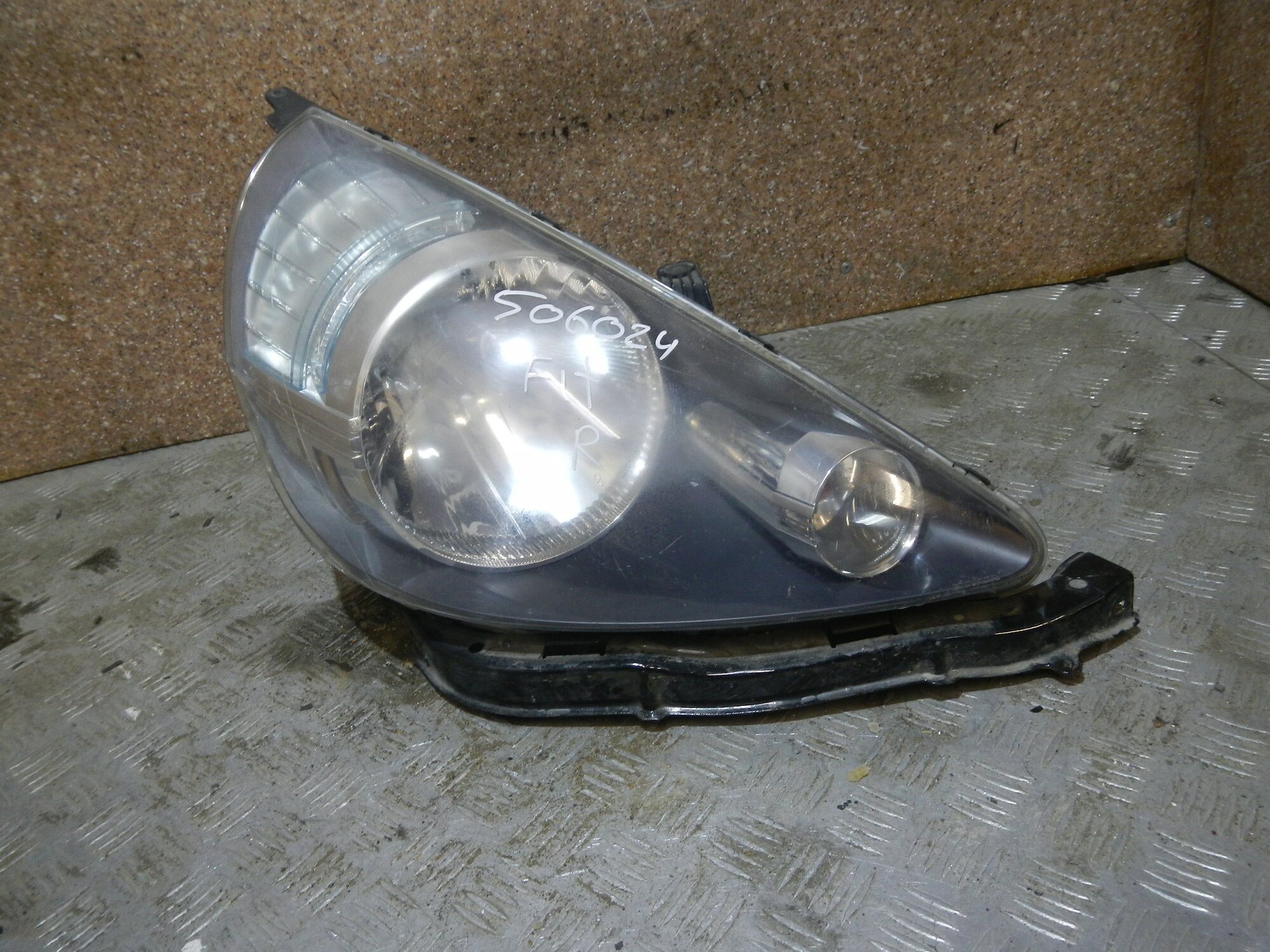 Б/У Фара правая, Honda (Хонда)-FIT (05-14) HONDA FIT (05-14) царапины. 506024 HONDA арт. 33101SAA003