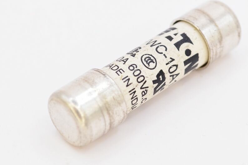 Предохранитель BUSSMANN FWC-10A10F Предохранитель быстродействующий с характеристикой AR 10А 600В AC/700В DC 10x38мм 1шт