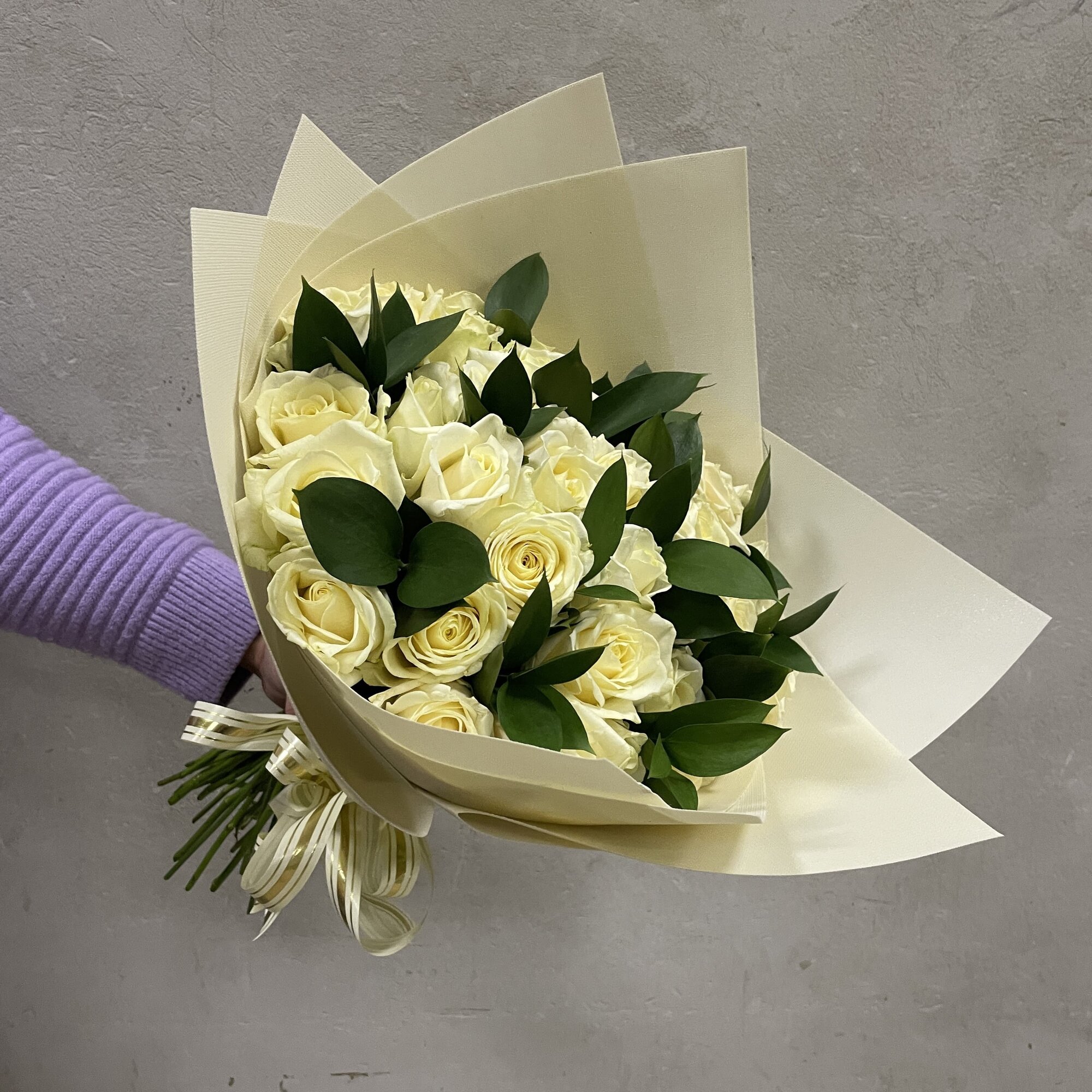 Живые цветы букет белых роз с рускусом 41 шт. в упаковке "Белые просторы", сорт - Аваланж, Rurose