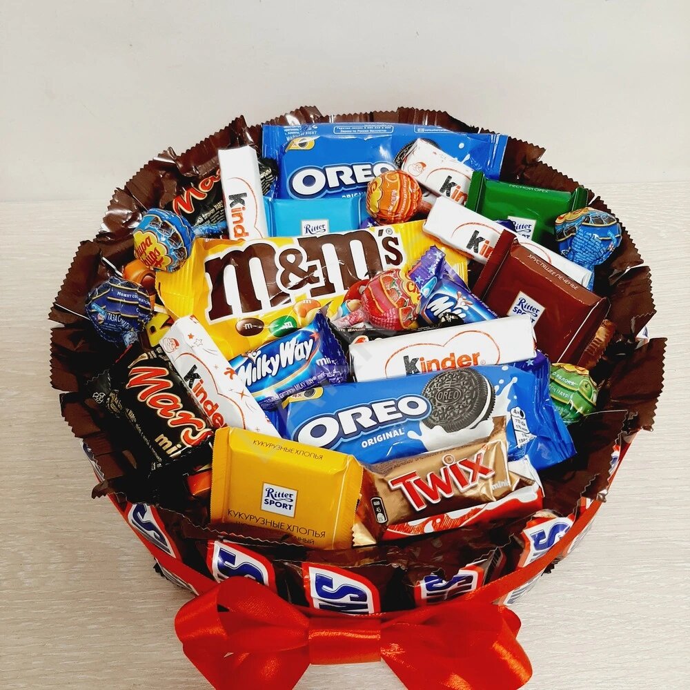 Сладкий подарок LAKRES "Торт из батончиков Snickers", ассорти конфет