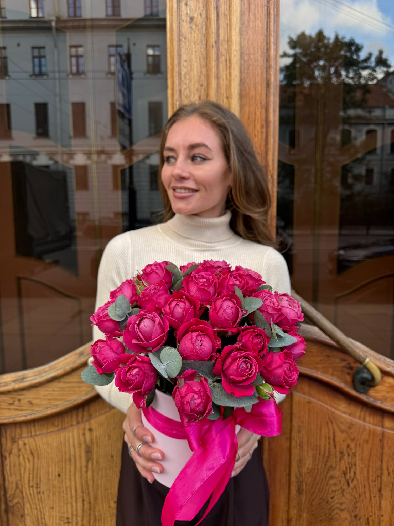 Композиция , Кустовая пионовидная Малиновая роза 25шт , в шляпной коробке
