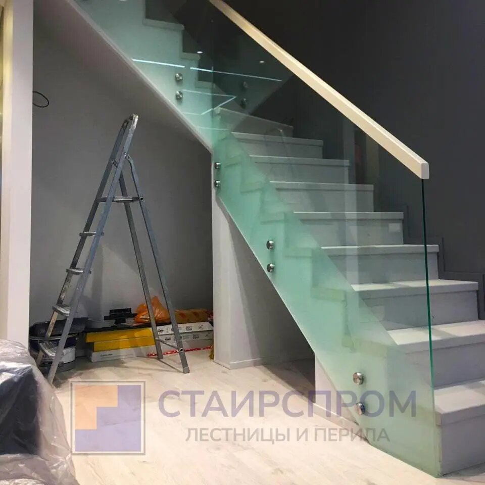 Самонесущие стеклянные перила с поручнем из дерева L=1000 мм, H=950 мм. СтаирсПром