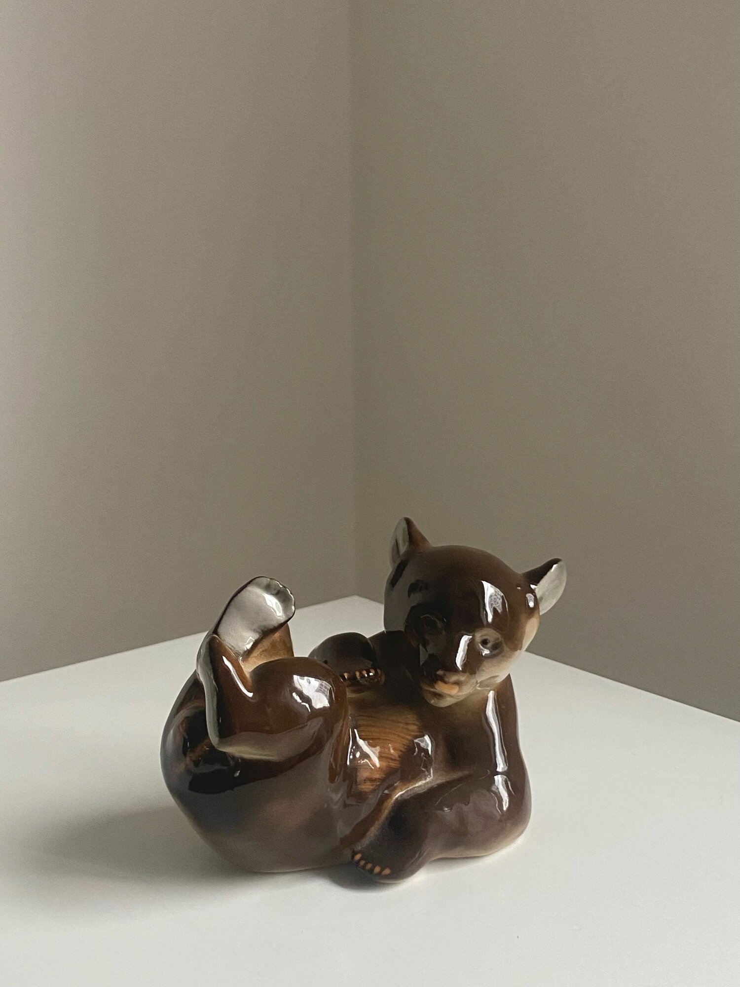 Статуэтка Медведь лежащий на спине Фарфор ЛФЗ СССР высота 8,5 см Состояние! Винтаж!