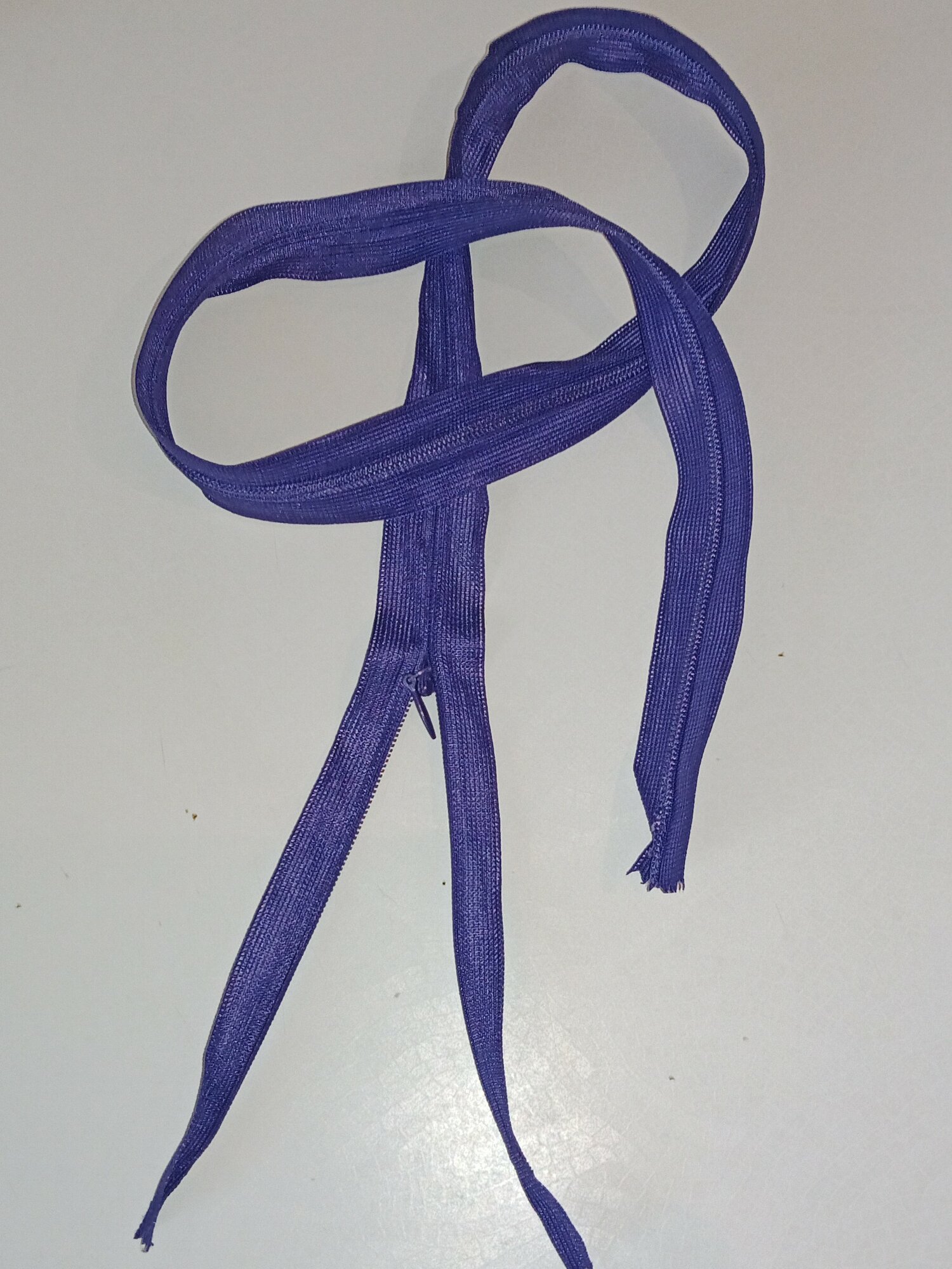 Застежка-молния потайная темно-сиреневая, длина 80 см, ширина 2,4 см