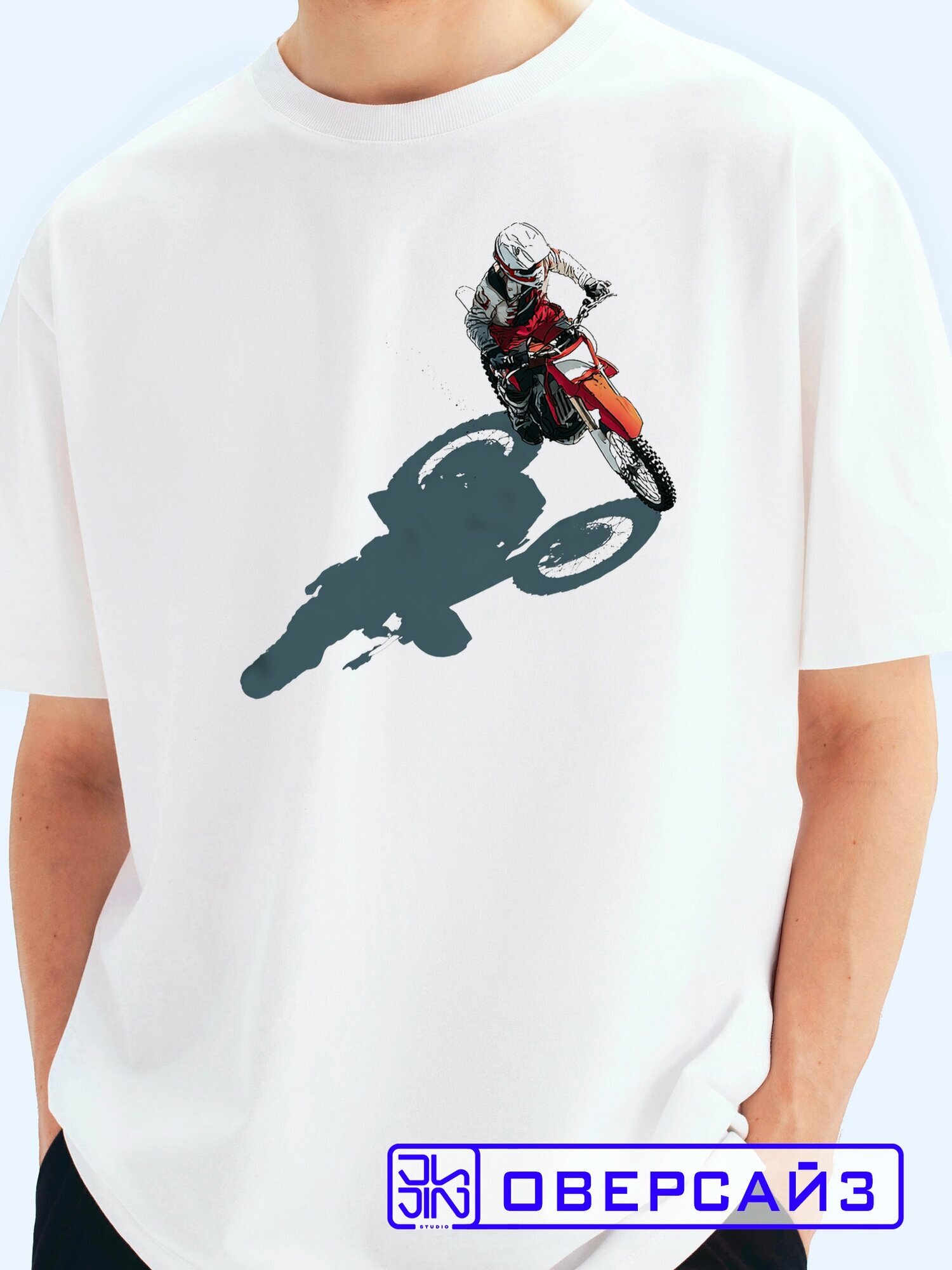 Футболка оверсайз мужская с принтом Крутой уличный мотоциклист на белом фоне с темно серой тенью мотоцикла экстрим, белый хлопковый трикотаж с прикольным рисунком на груди