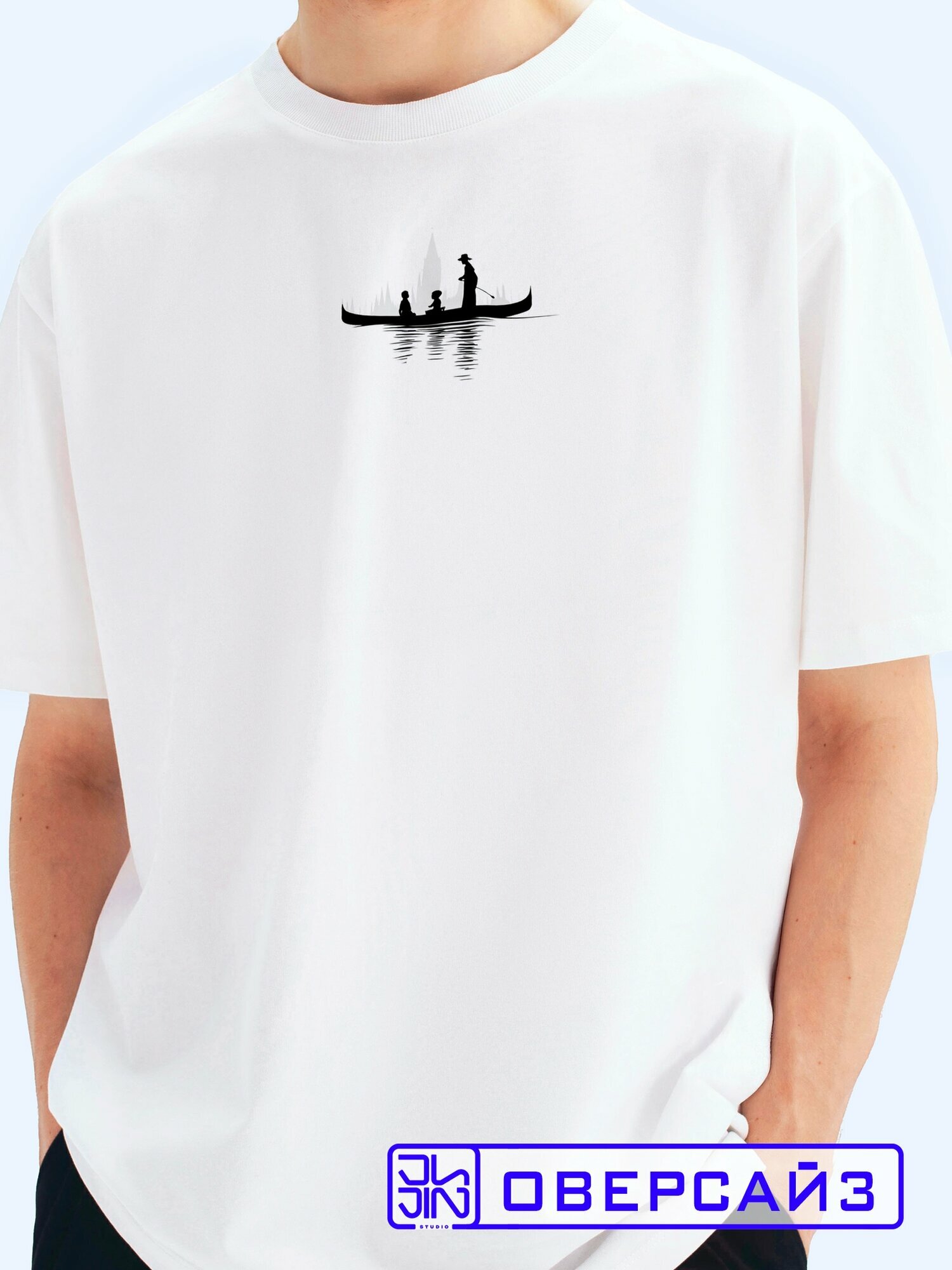 Футболка оверсайз мужская с принтом Минималистичная черно-белая гондола на белом фоне Венеции у спокойного канала, белый хлопковый трикотаж с прикольным рисунком на груди