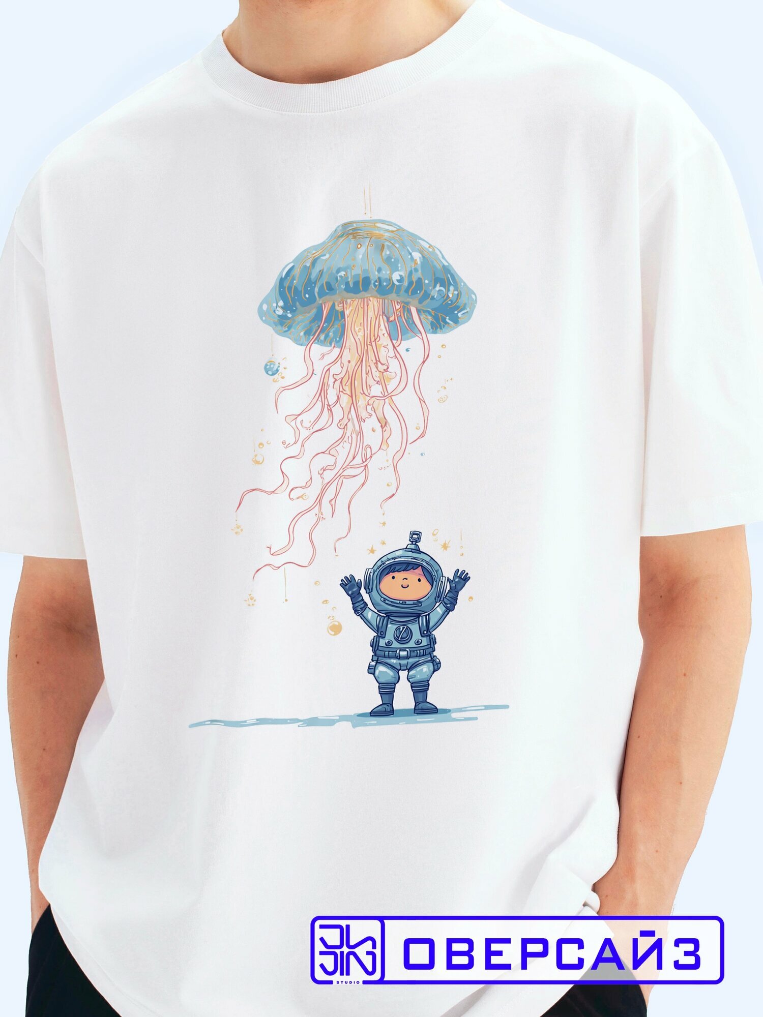 Футболка оверсайз мужская с принтом Аниме астронавт в космосе и голубая, бирюзовая медуза с крутыми деталями, белый хлопковый трикотаж с прикольным рисунком на груди