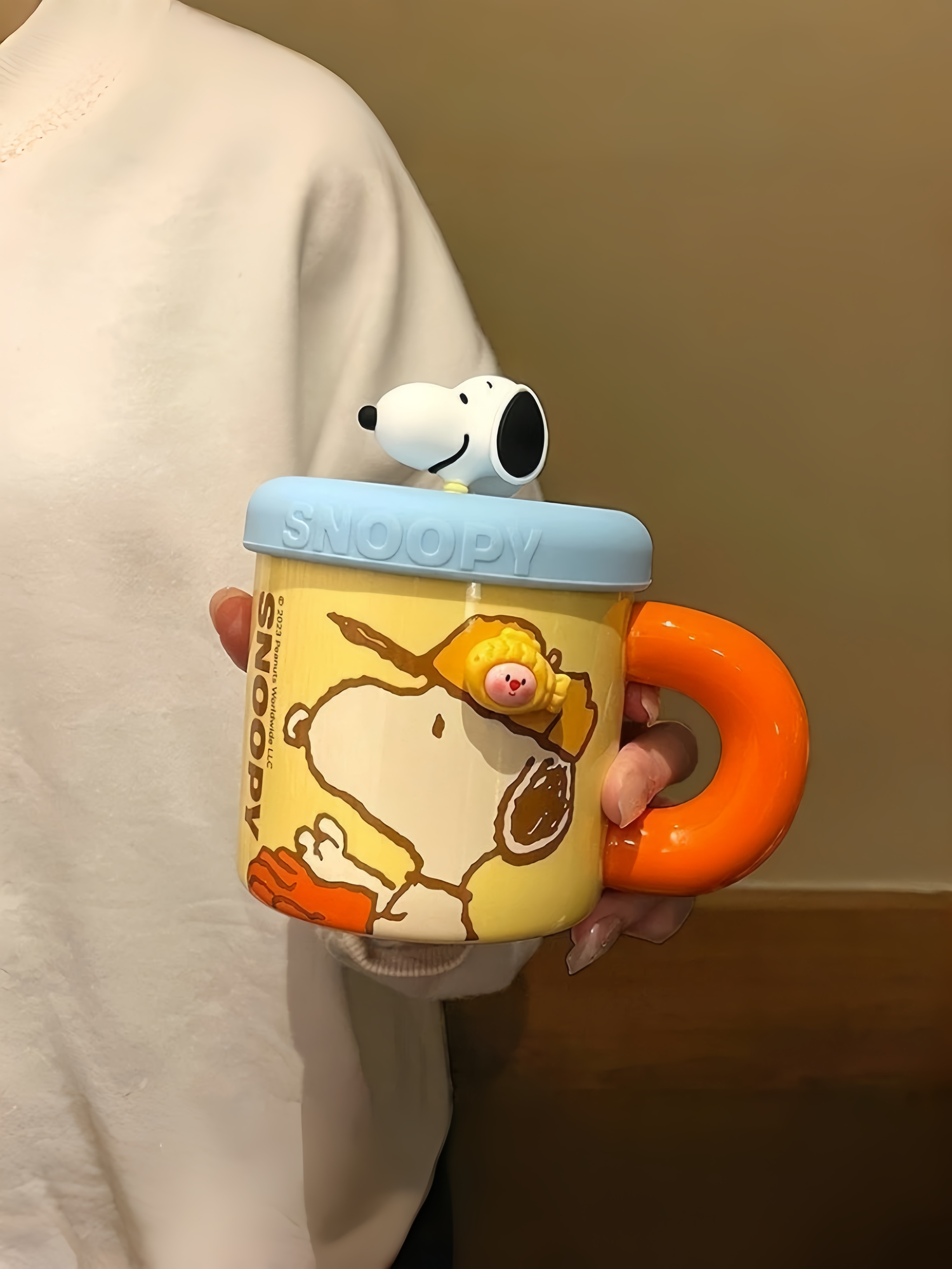 Кружка STARTOVALI "Снупи", керамика, желтая, с крышкой, 400 мл