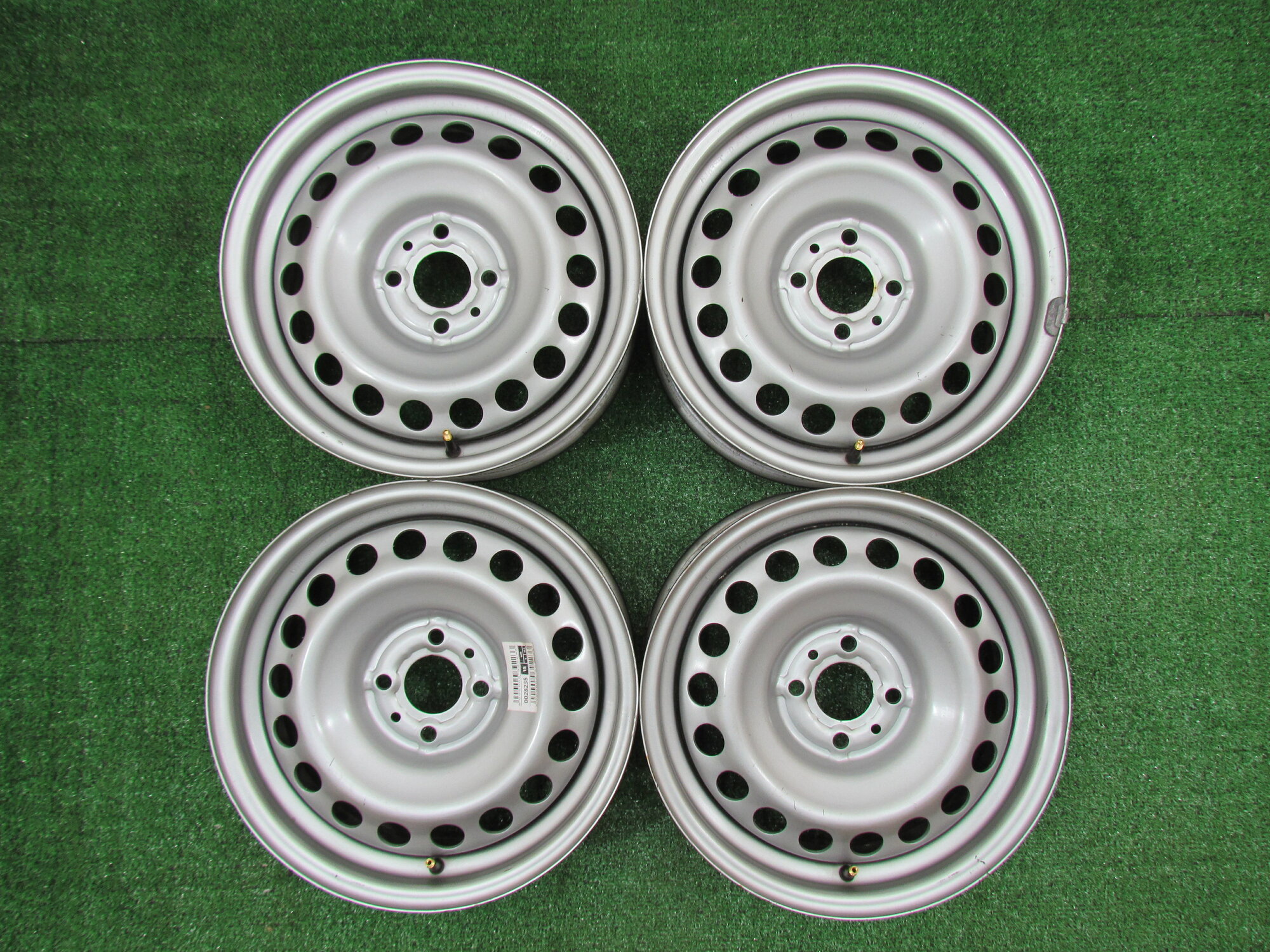 Комплект колесных дисков LADA R15 6J ET35 4*98 DIA58.6 () 0028235