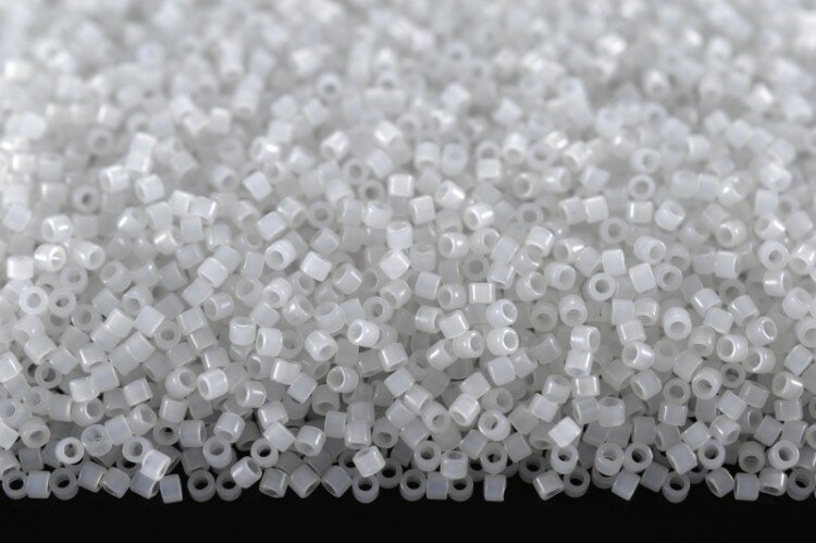 Бисер японский MIYUKI Delica цилиндр 11/0 DB-0220 белый опал, 5 грамм