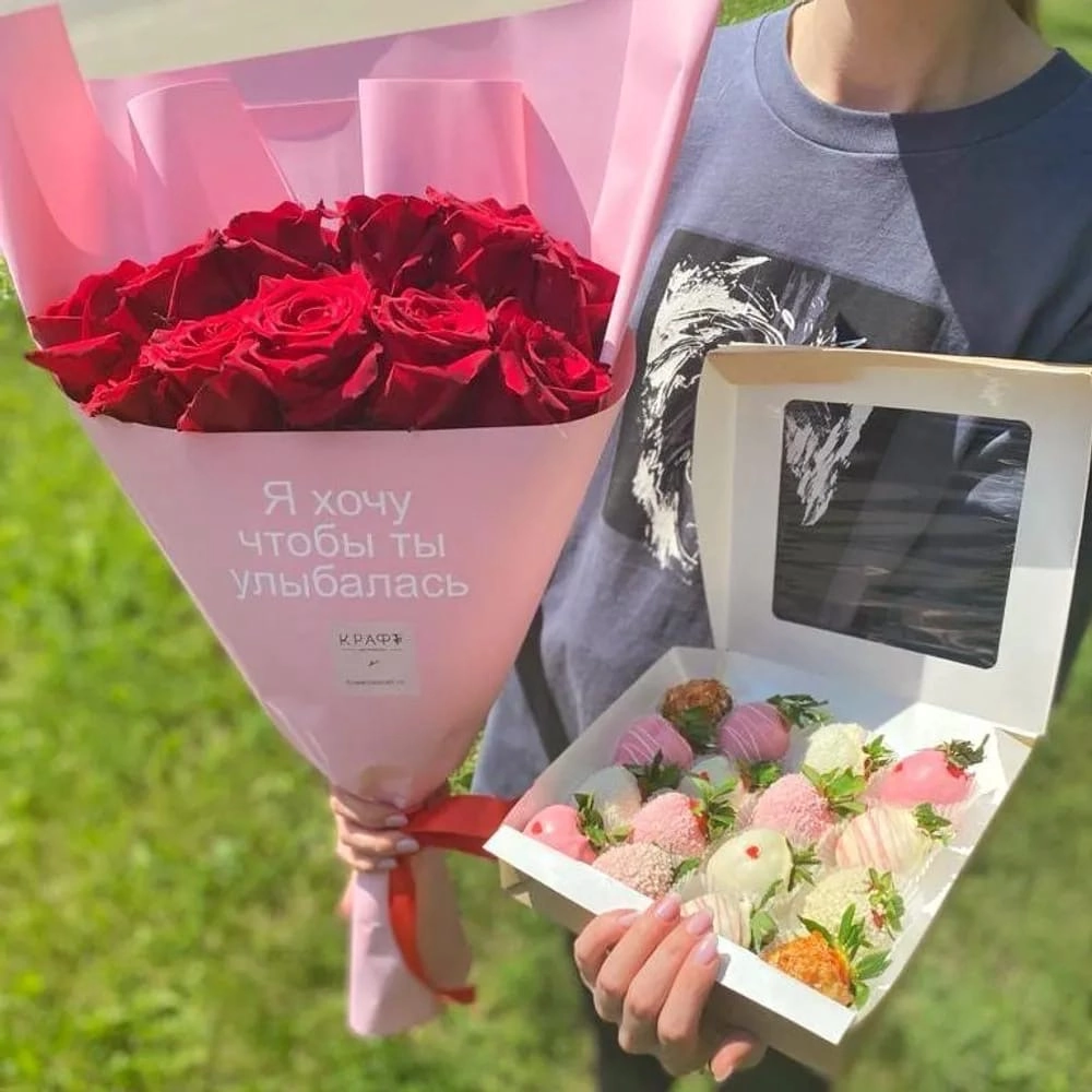 Подарочный набор из розы и клубника в шоколаде