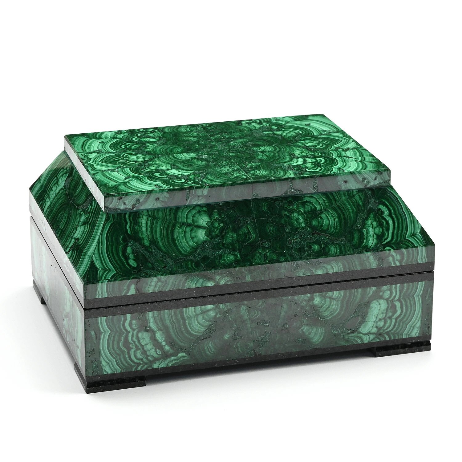 Малахитовый ларец на каменных ножках 140*90*73мм. .