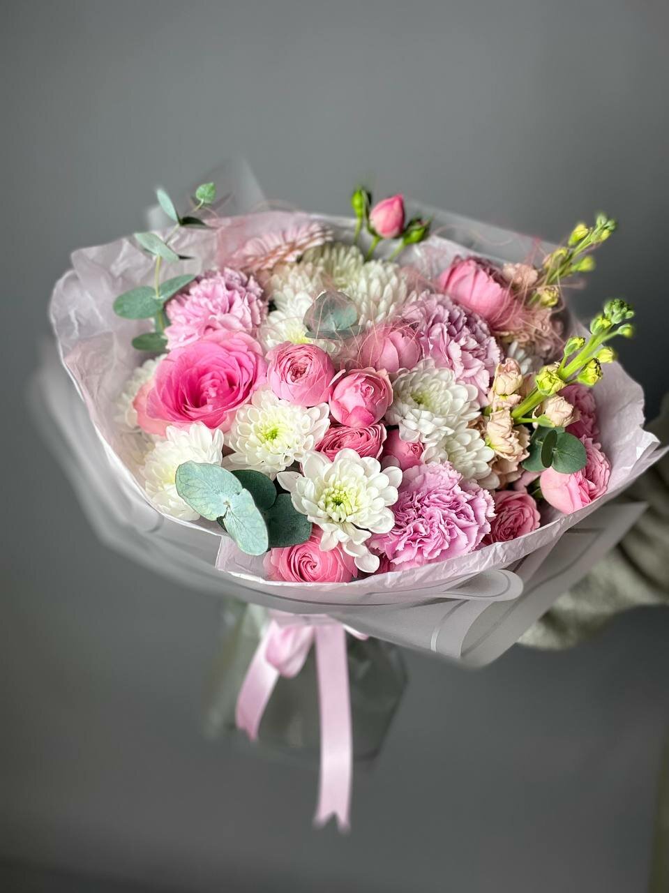 Авторский Букет от бренда Цветология в составе: розовые розы, маттиолы, эустомы, кустовые хризантемы